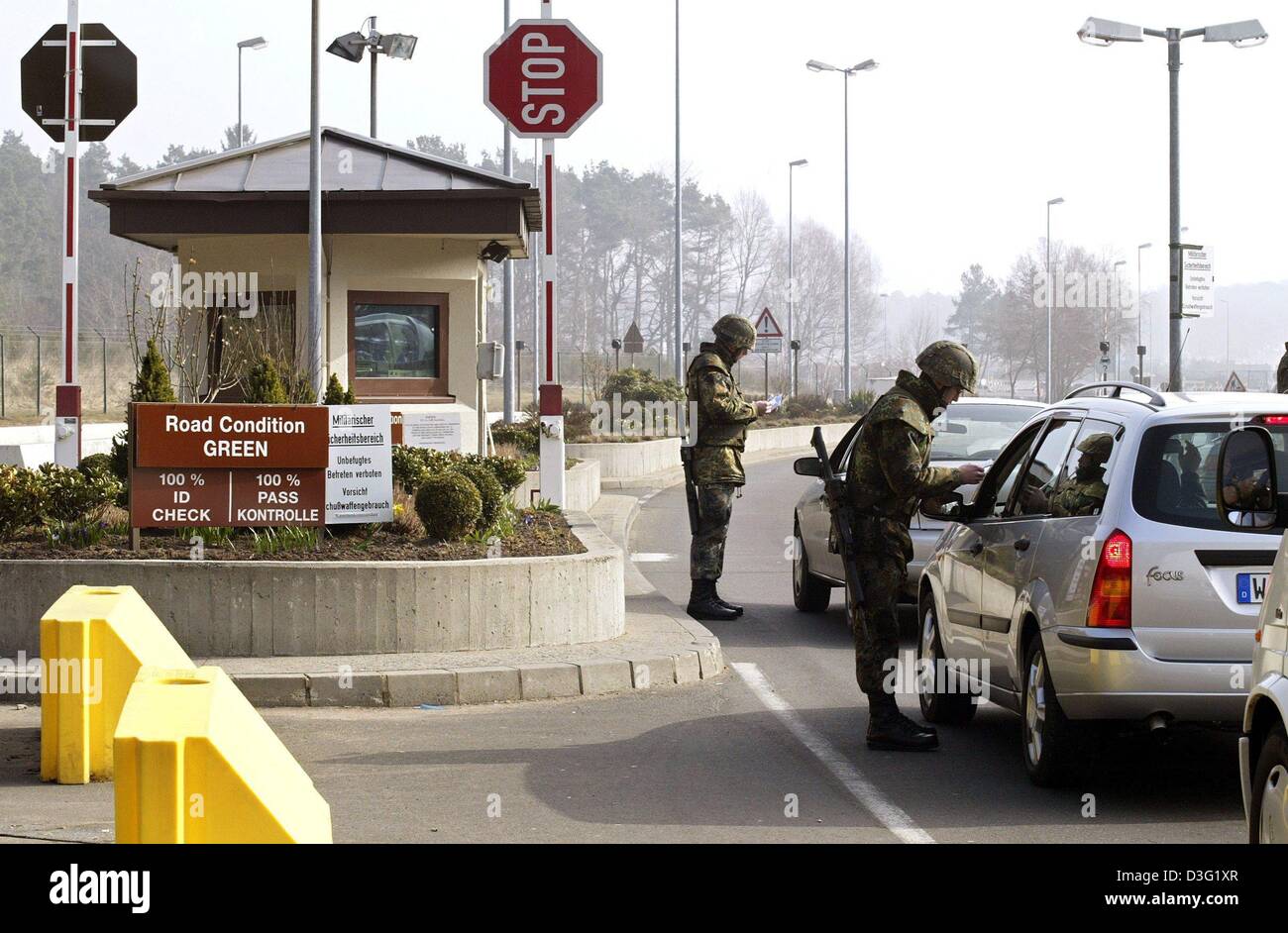 (dpa) - Soldiers of the German Bundeswehr (federal armed forces) check ...