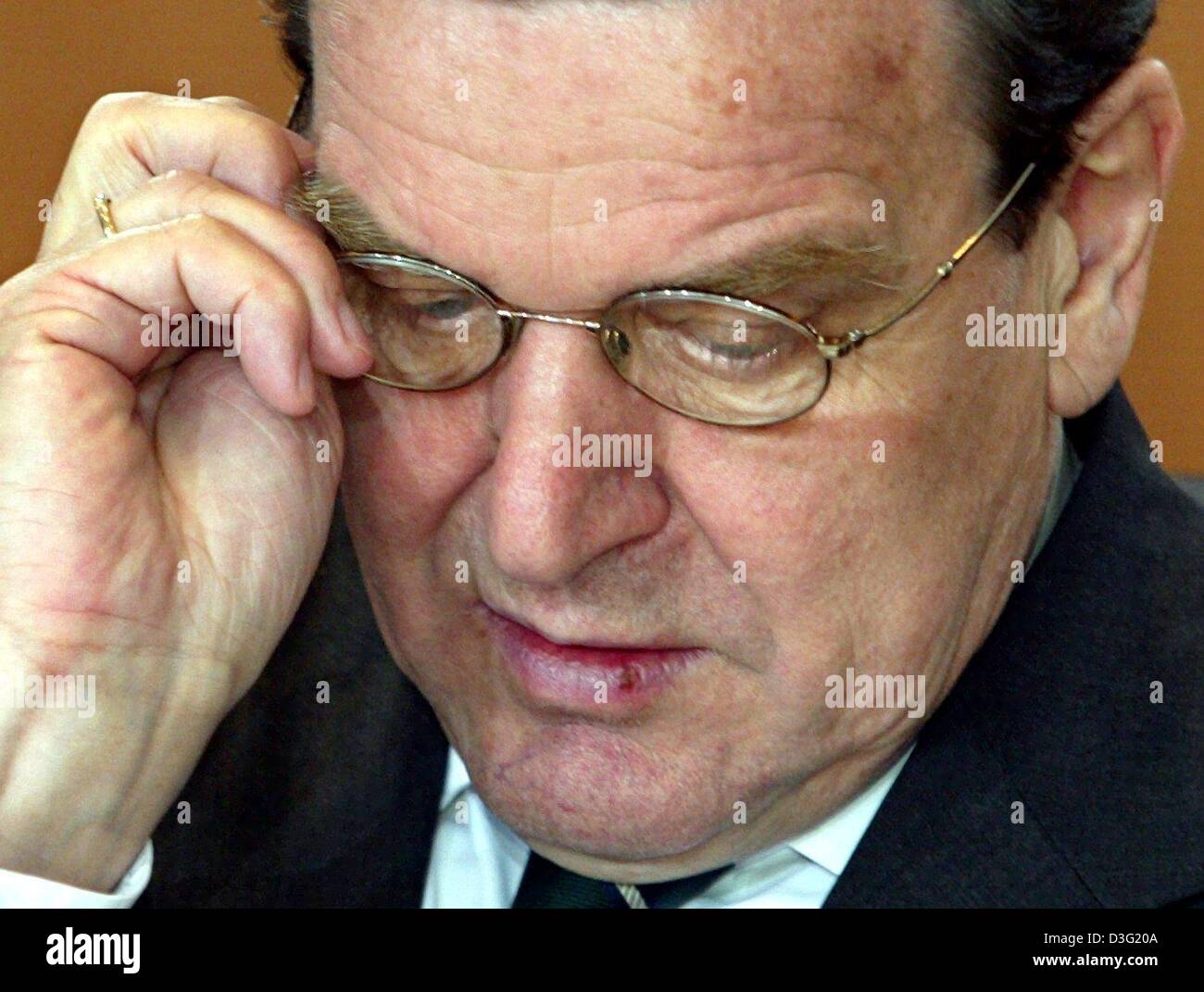 (dpa) - German Chancellor Gerhard Schroeder is reading a paper before a ...