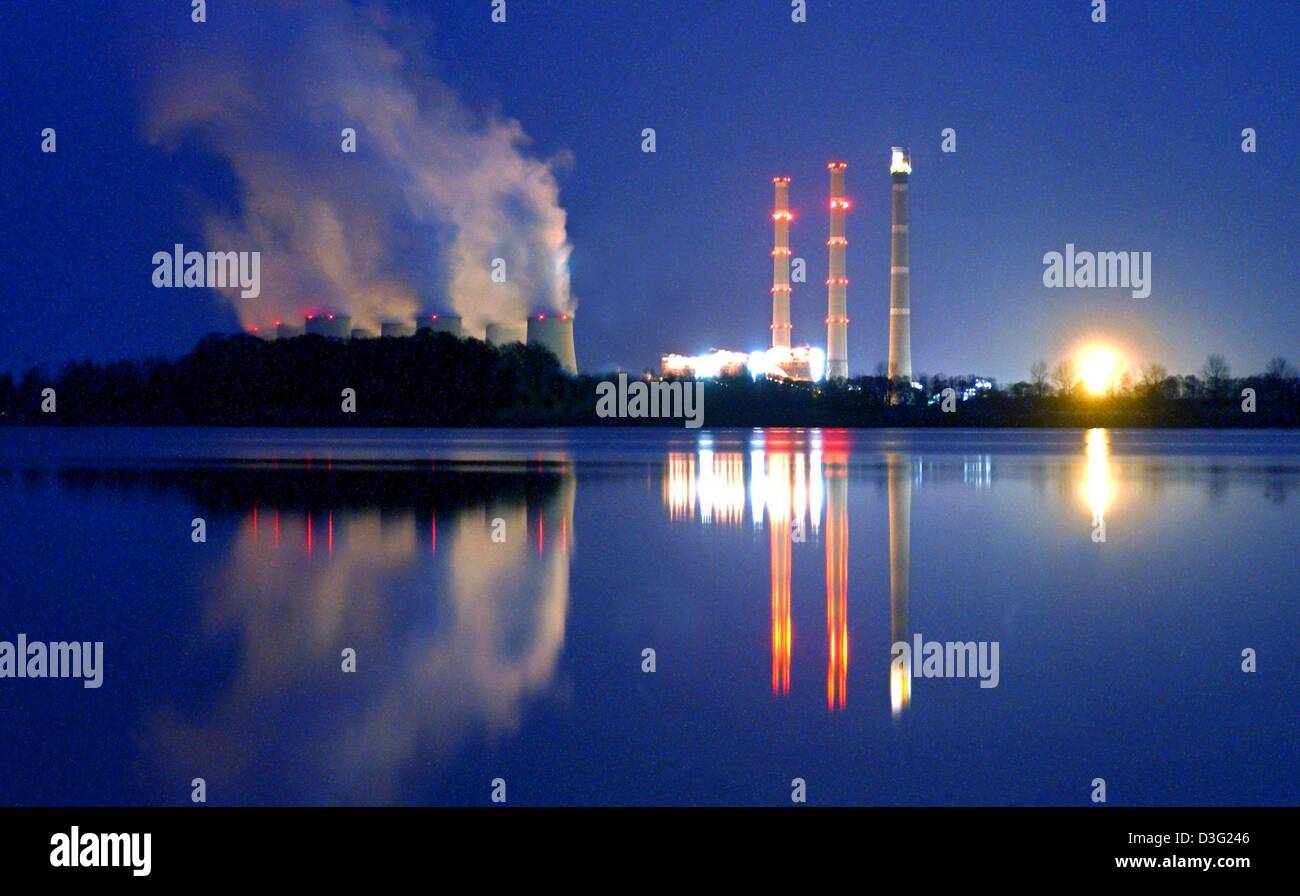 (dpa) - The VEAG power plant is mirrored in a fishing lake in ...