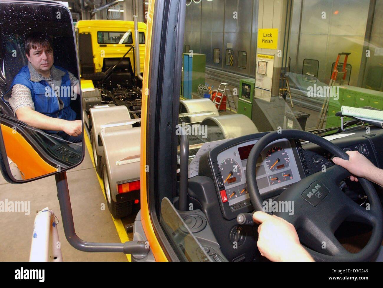 (dpa) - A worker of the commercial vehicle manufacturer MAN looks into ...