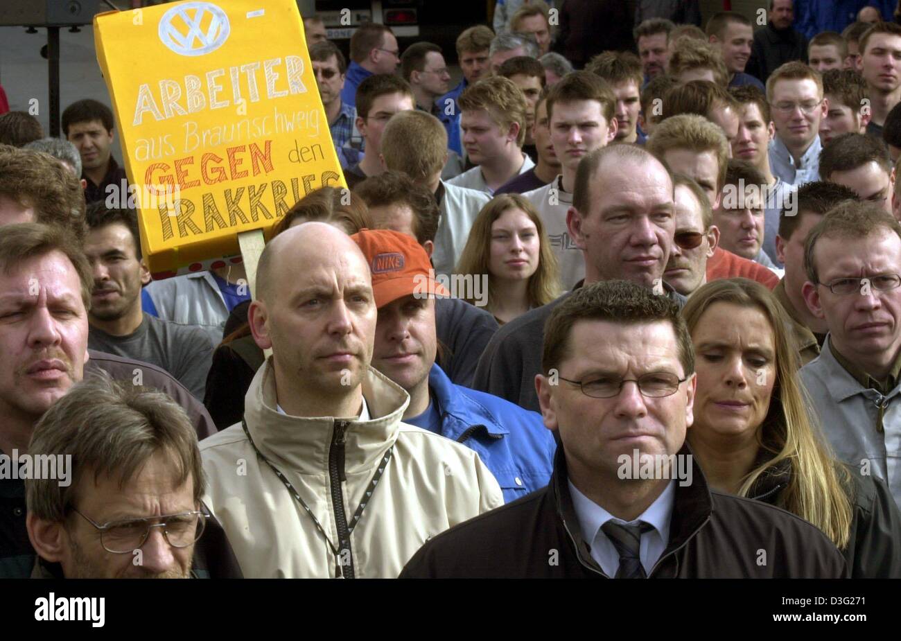 (dpa) -VW workers with a poster and grave looks on their faces protest ...