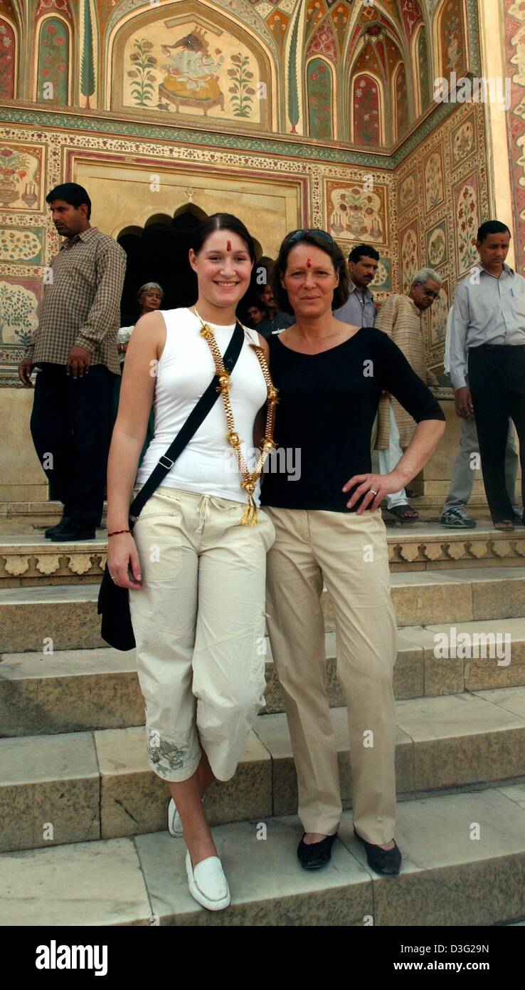 (dpa) - Christina Rau, wife of the German president, and daughter Anna ...