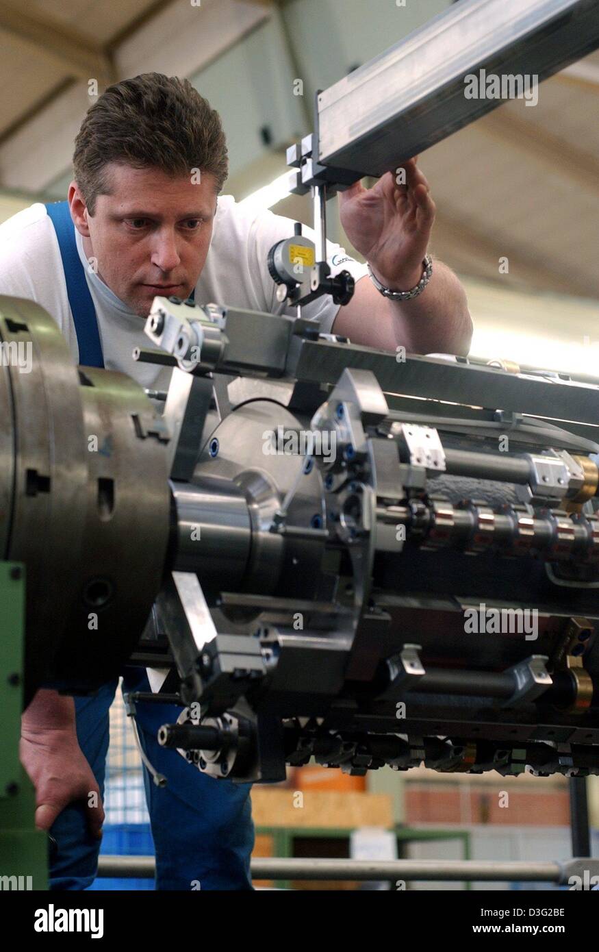 (dpa) - An employee of the manufacturer of printing machines MAN Roland ...