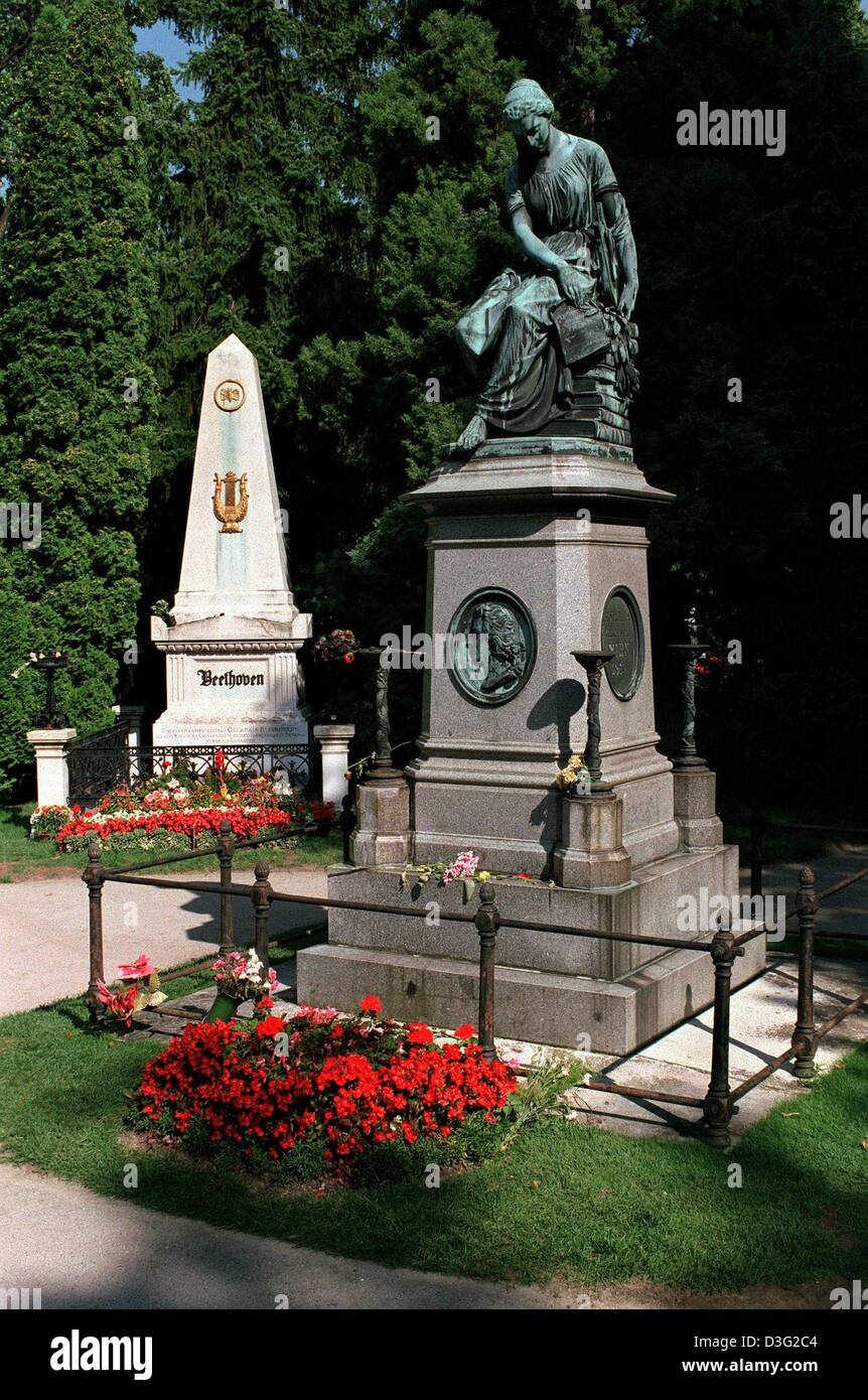 (dpa files) - The picture shows the tomb of Austrian composer Wolfgang ...