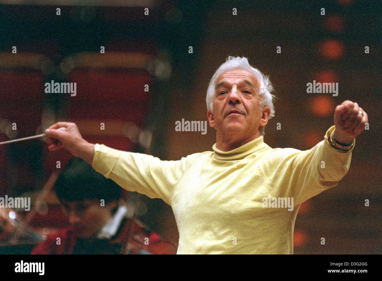 (dpa) - Russian conductor and pianist Vladimir Ashkenazy conducts the ...