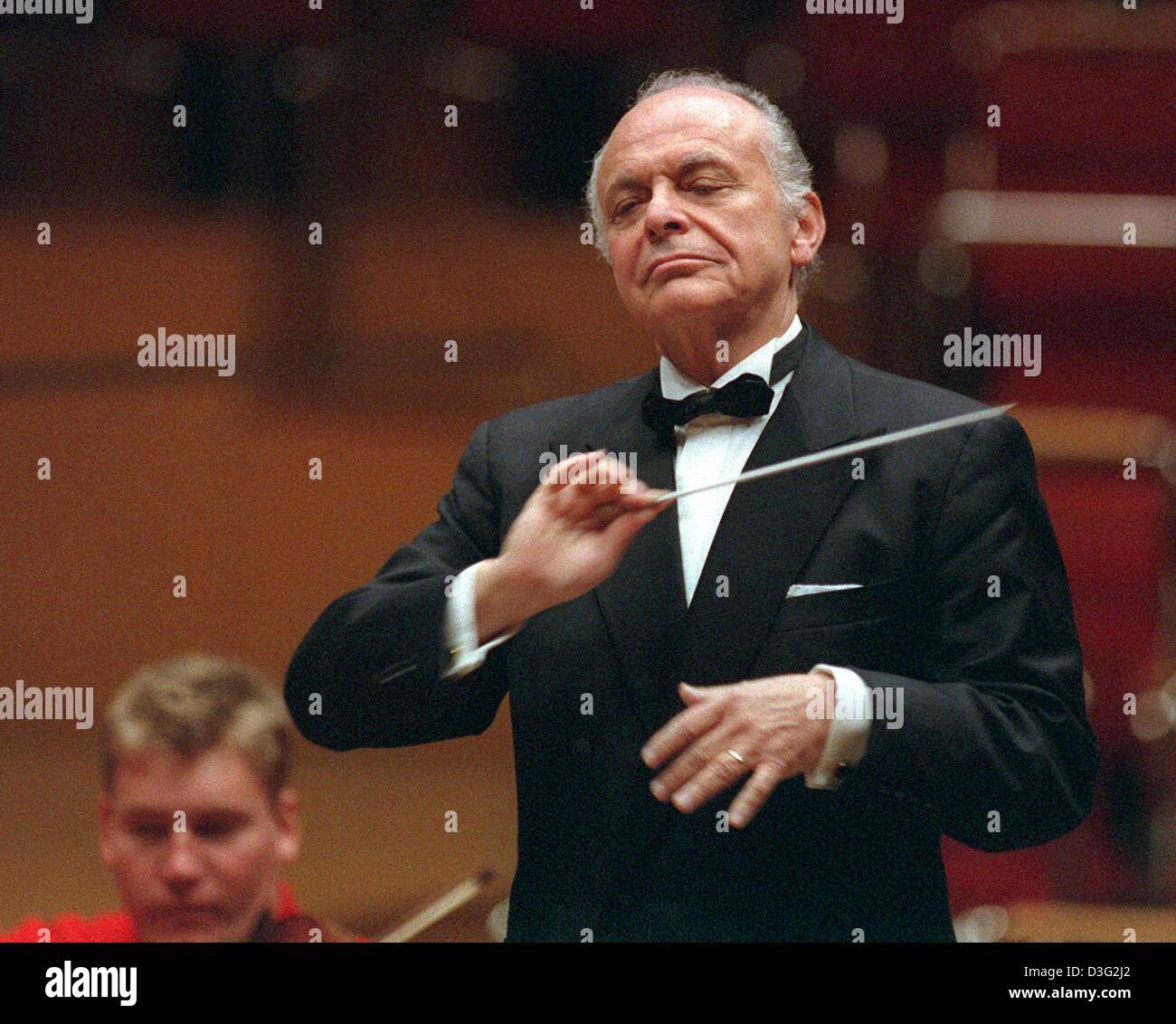 (dpa files) - US conductor Lorin Maazel conducts his orchestra in ...