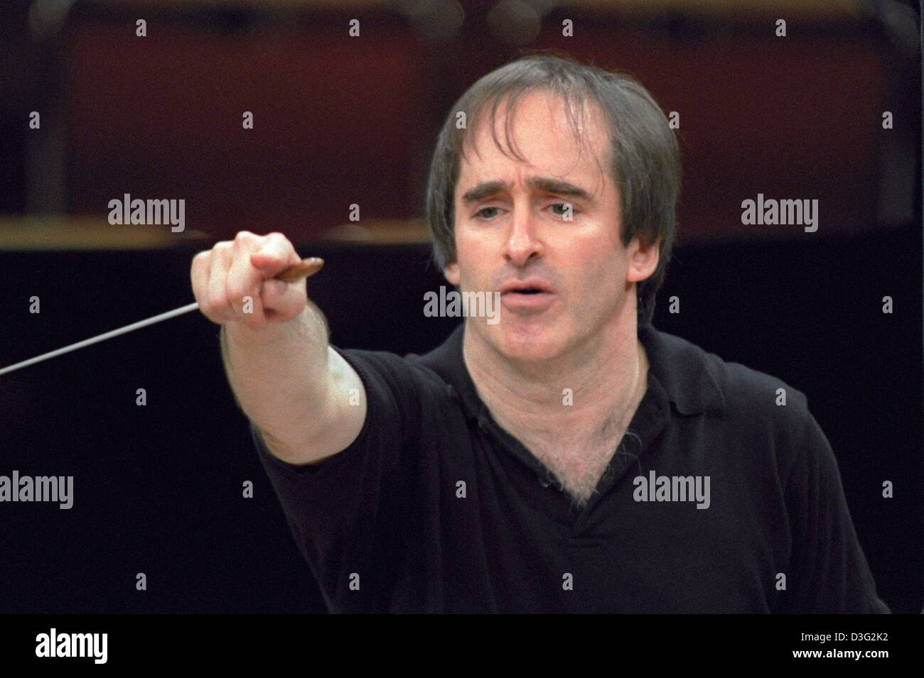 (dpa files) - US conductor James Conlon gestures instructions during a ...