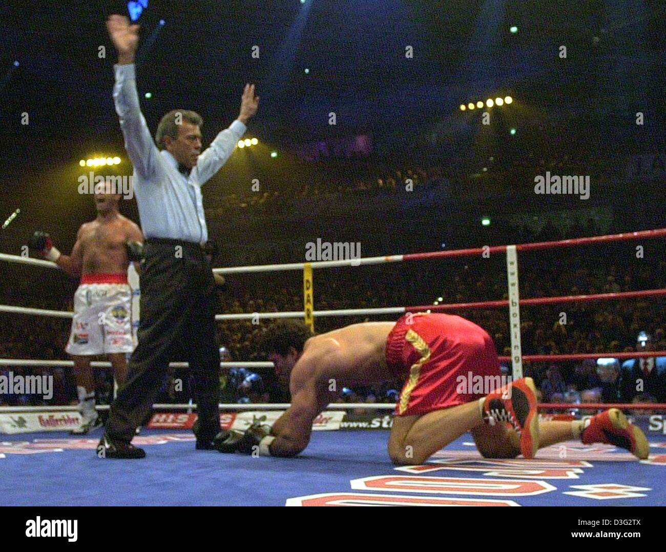 Sports spo boxing gesture referee ring standing kneeling germany hi-res ...