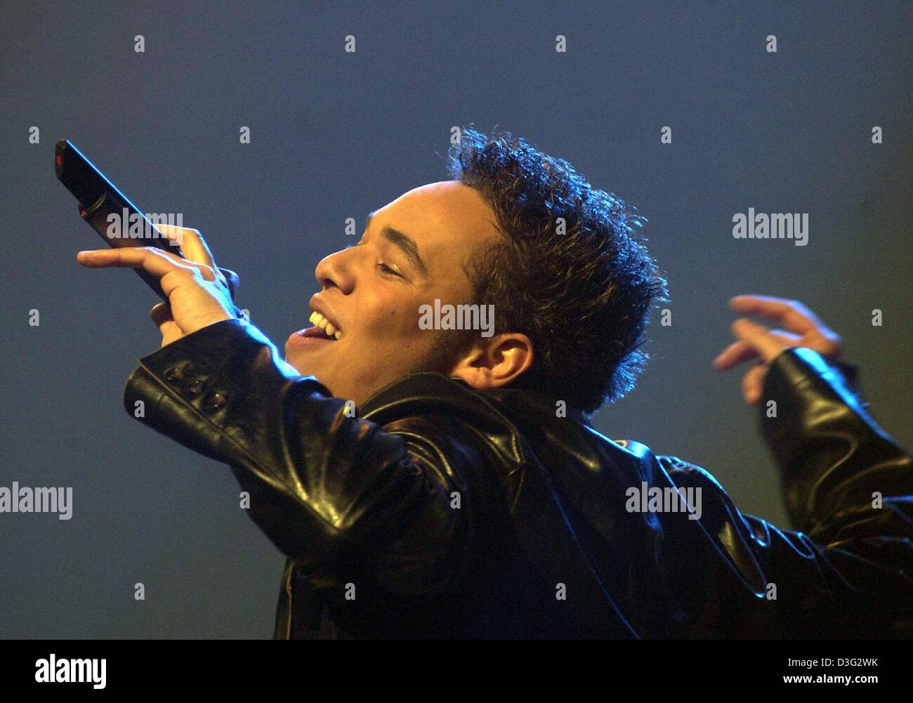 (dpa) - Singer Marc Sway performs during the 'Bravo Supershow 2003' in ...
