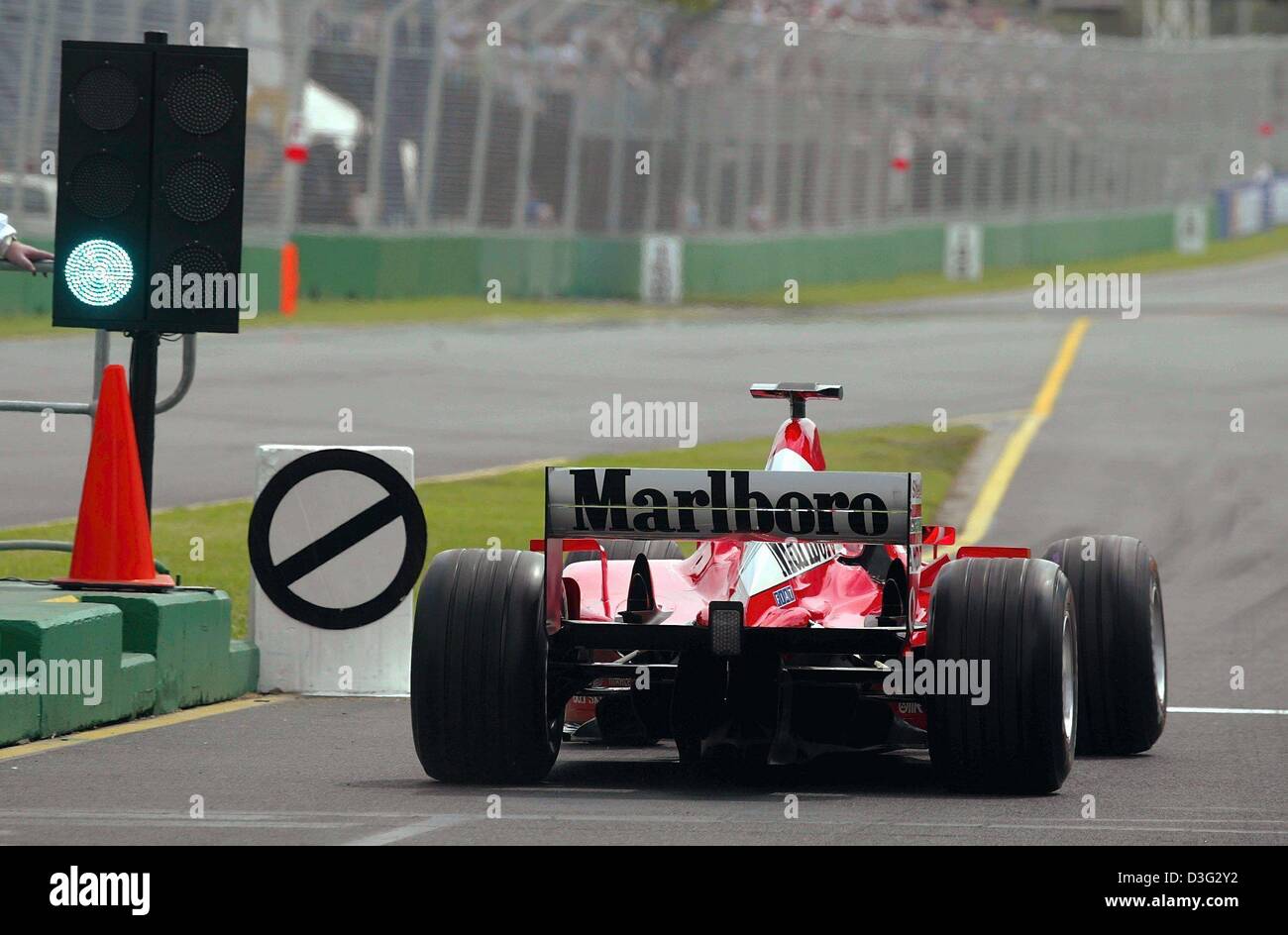 Formula one race start lights hi-res stock photography and images - Alamy