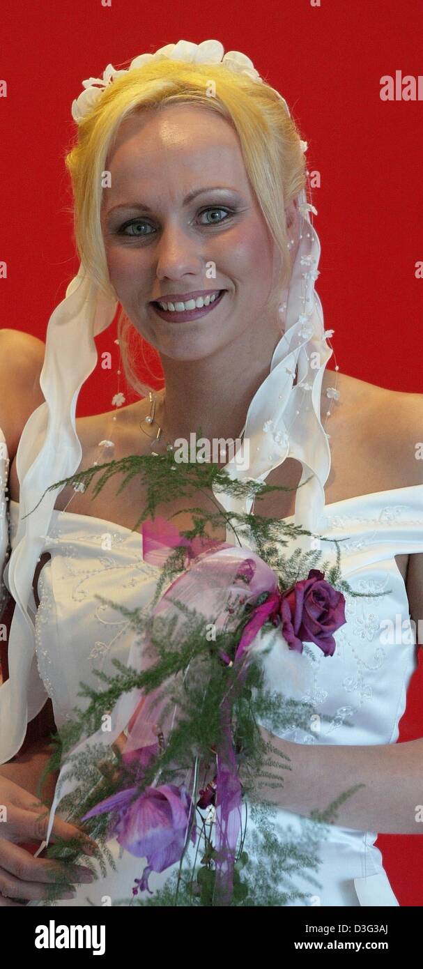 (dpa) - Model Sabrina poses in a wedding gown at the marriage fashion ...