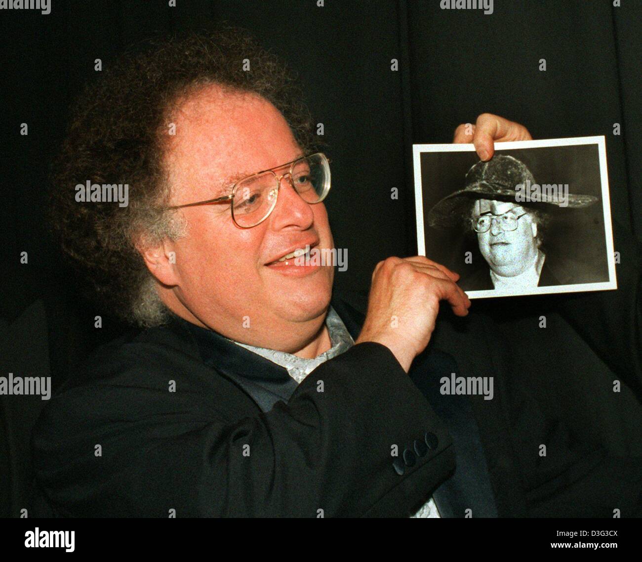 (dpa files) - American pianist and conductor James Levine holds up a ...