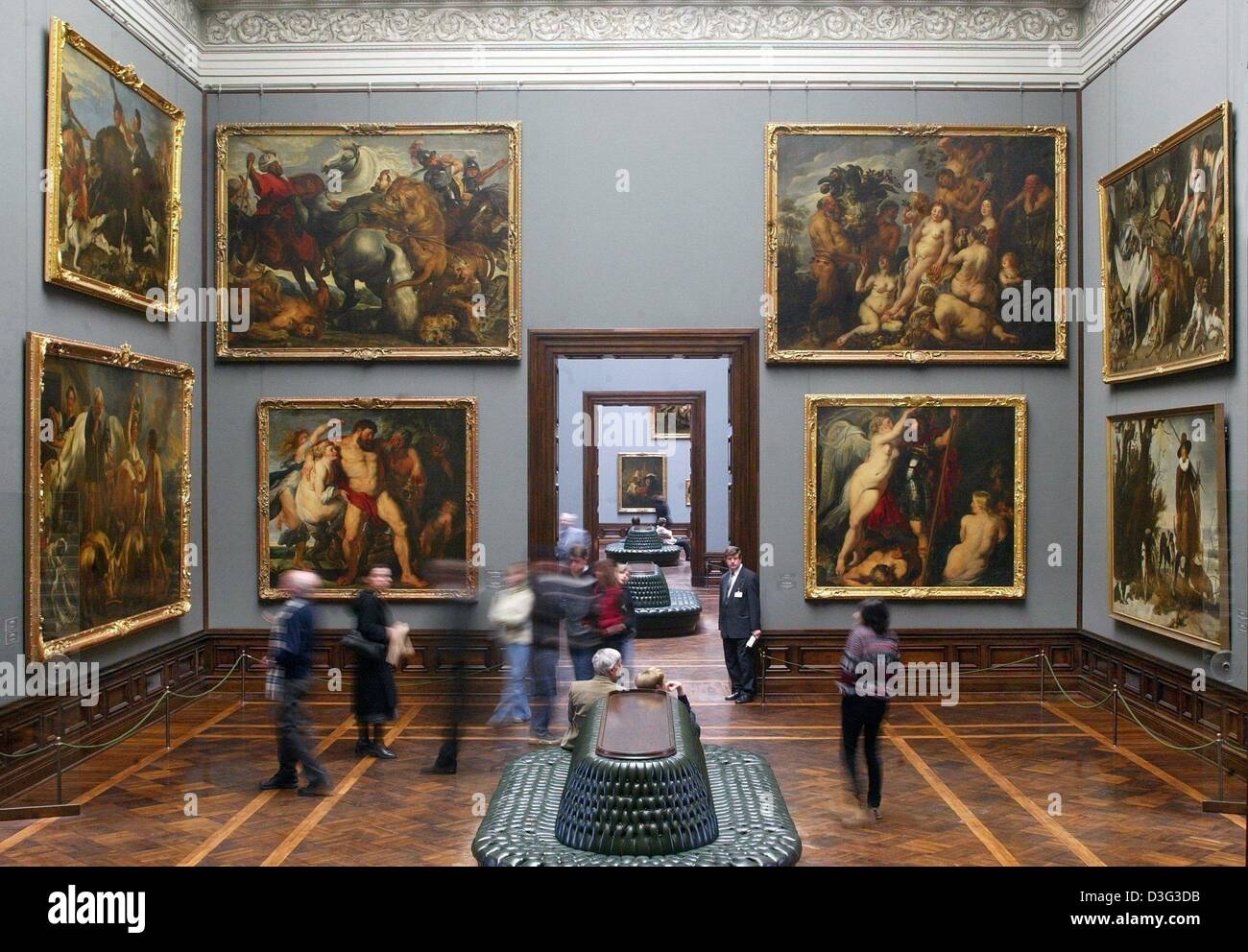 (dpa) - Visitors look at the paintings in the gallery of the Old ...