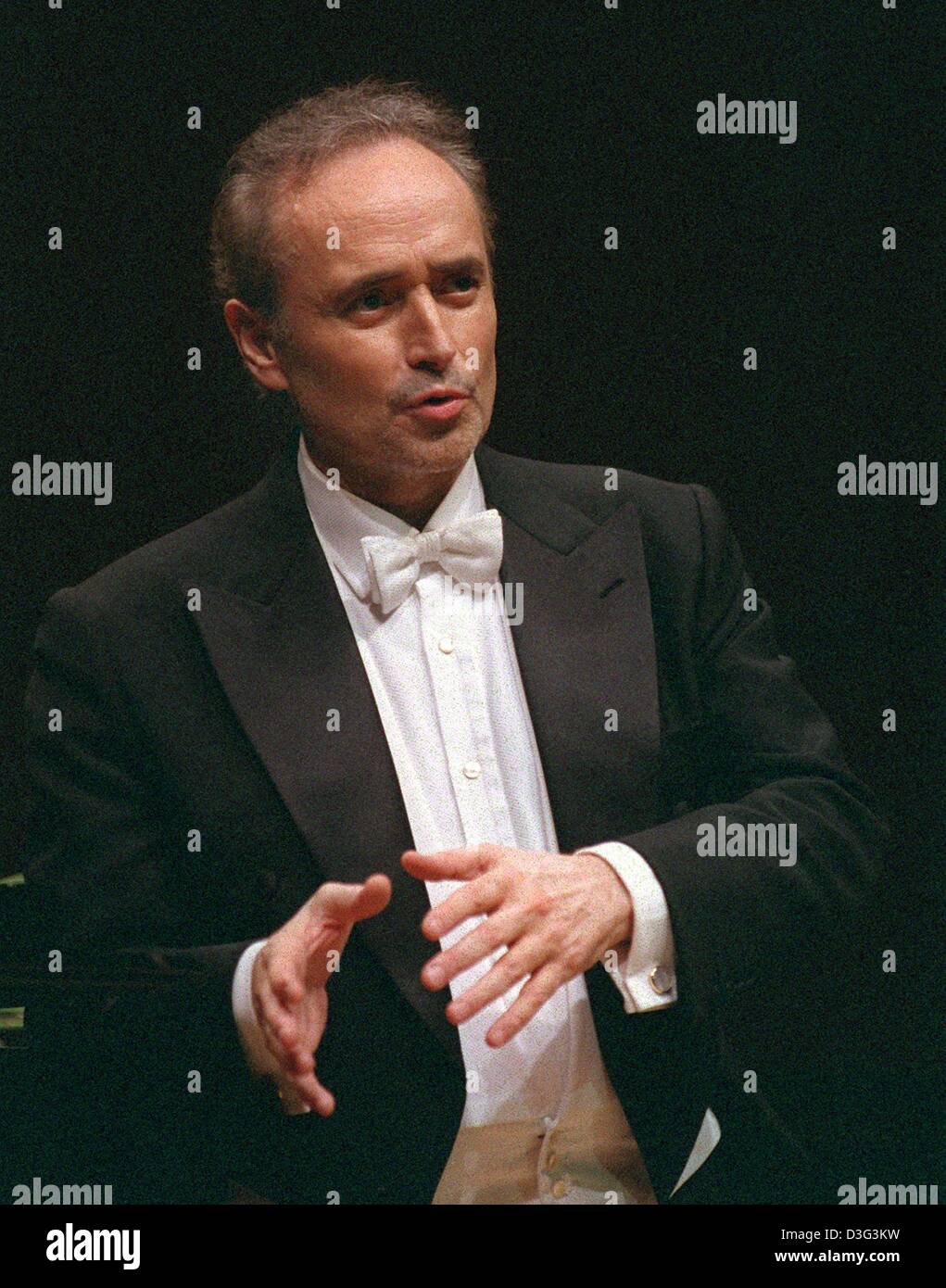 (dpa files) - Spanish tenor Jose Carreras sings during a rehearsal for ...