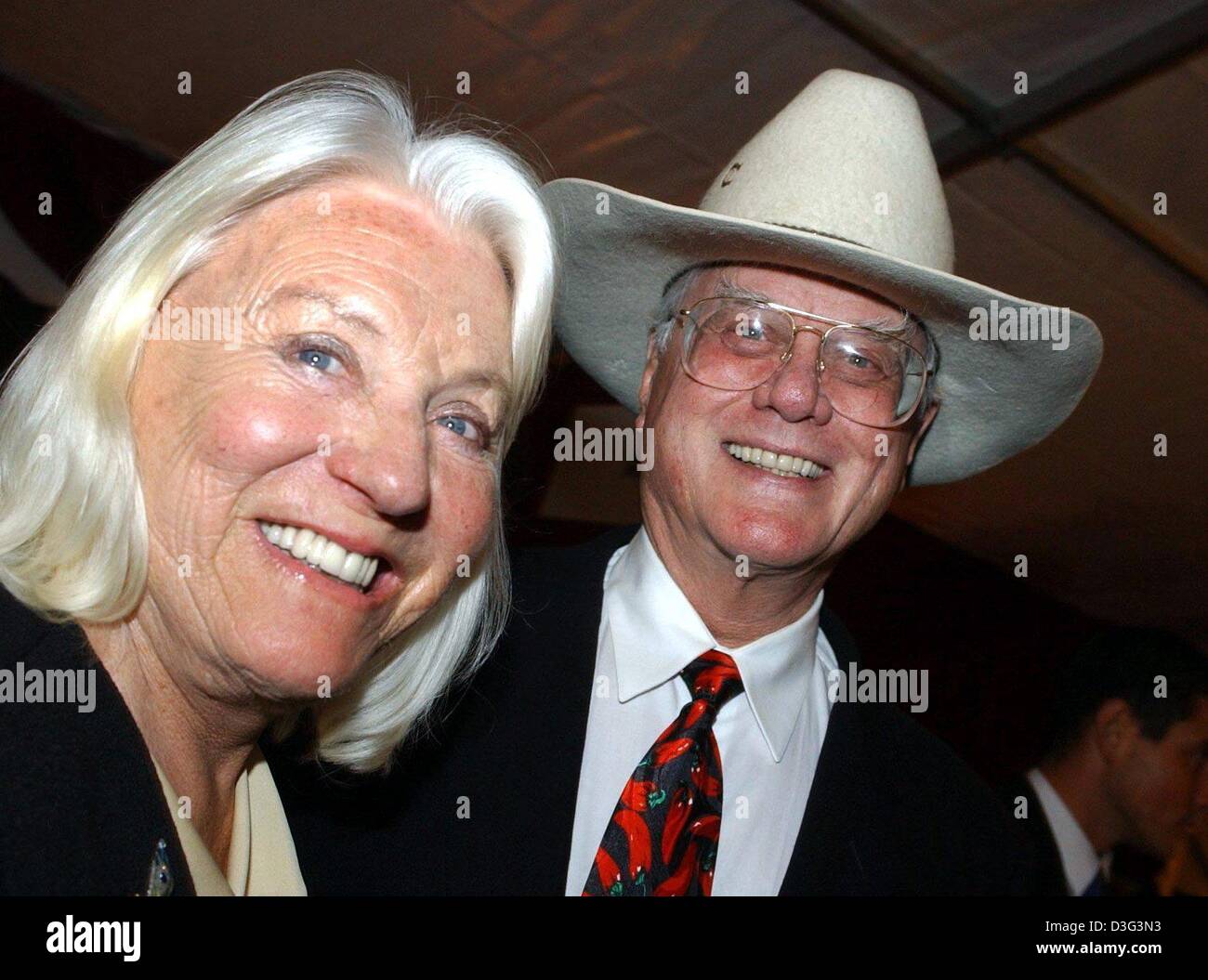 (dpa) - US actor Larry Hagman ('Dallas') and his wife Maj smile happily ...