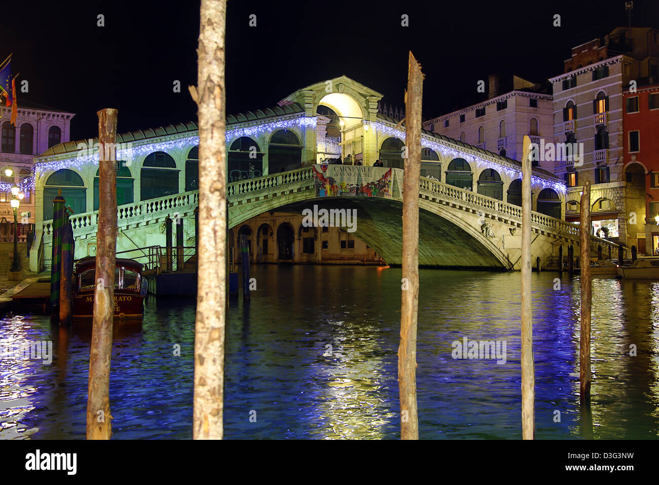 The Rialto Bridge on the Grand Canal at night in Venice, Italy Stock ...
