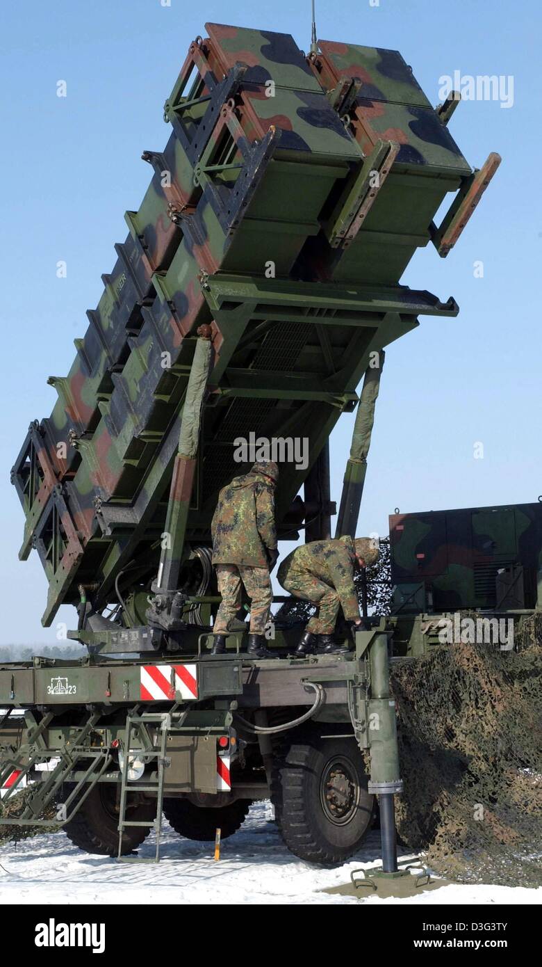 (dpa) - Two soldiers of the antiaircraft unit 23 exercise the assembly ...