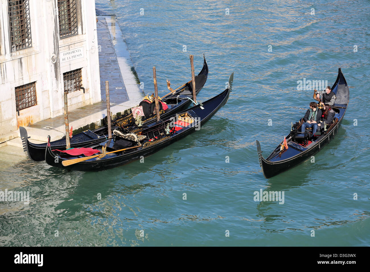 Gondolas sailing hi-res stock photography and images - Alamy