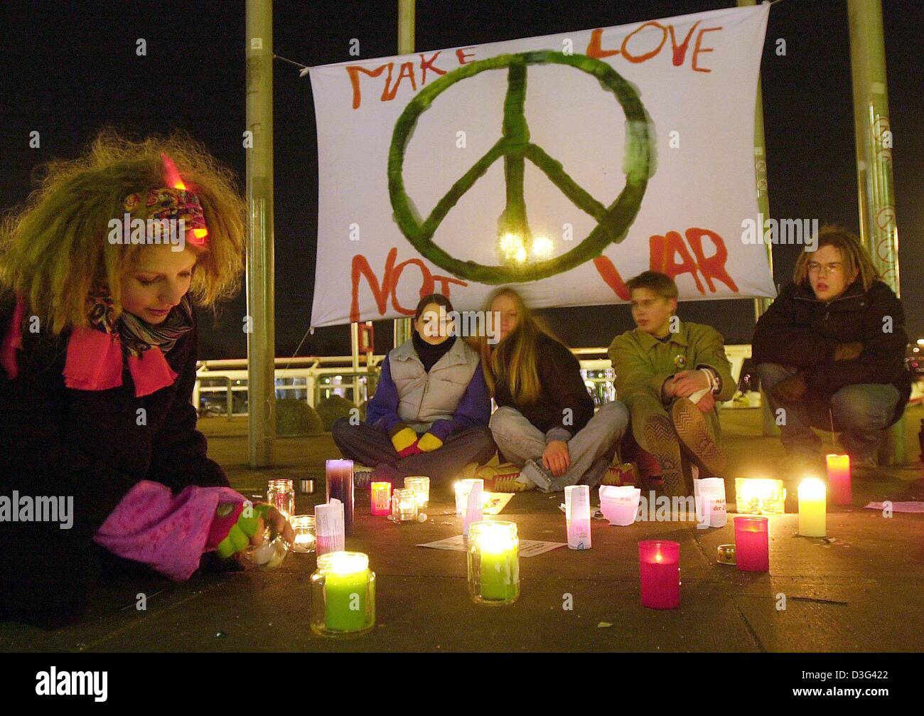 Forming a chain hi-res stock photography and images - Alamy