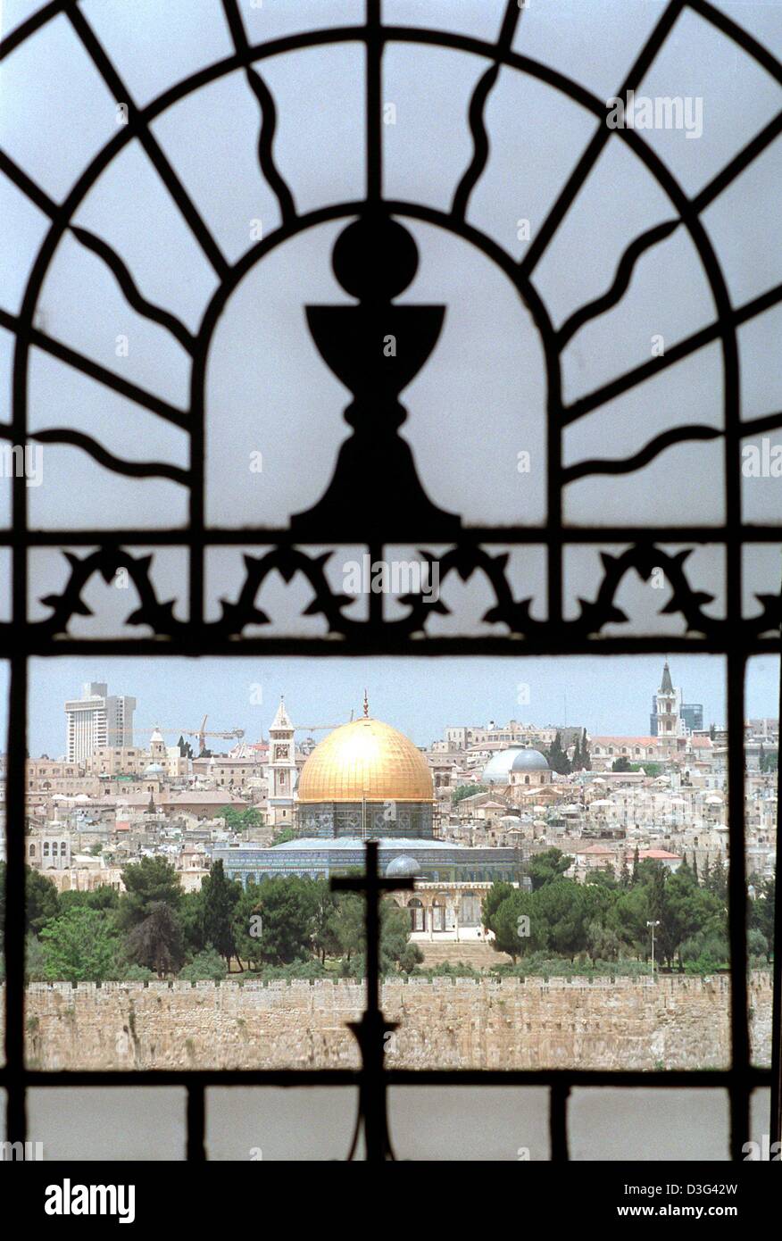 (dpa files) - A view of the Temple Mount with the golden dome of the ...