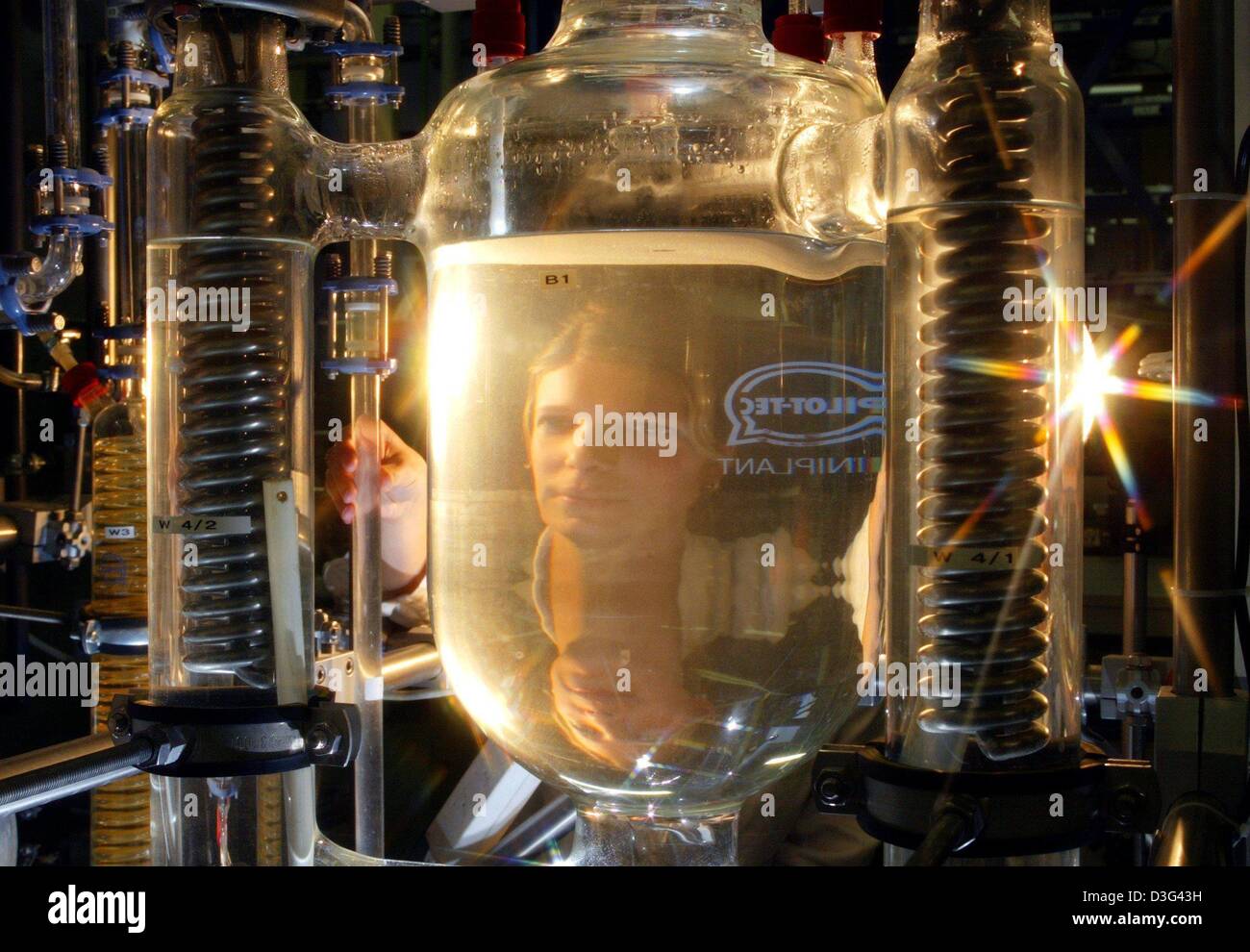 Distilling flask hi-res stock photography and images - Alamy