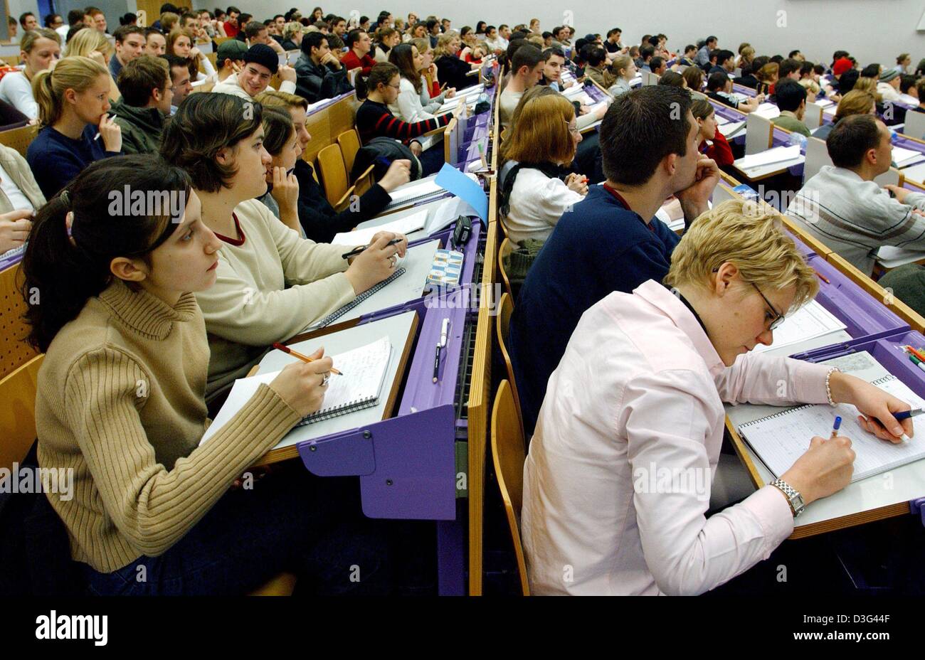 (dpa) - Students of mathematics at the Goethe University in Frankfurt ...