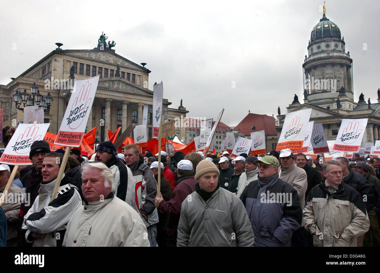 (dpa) - German craftsmen carrying posters with their slogan 'Jetzt ...