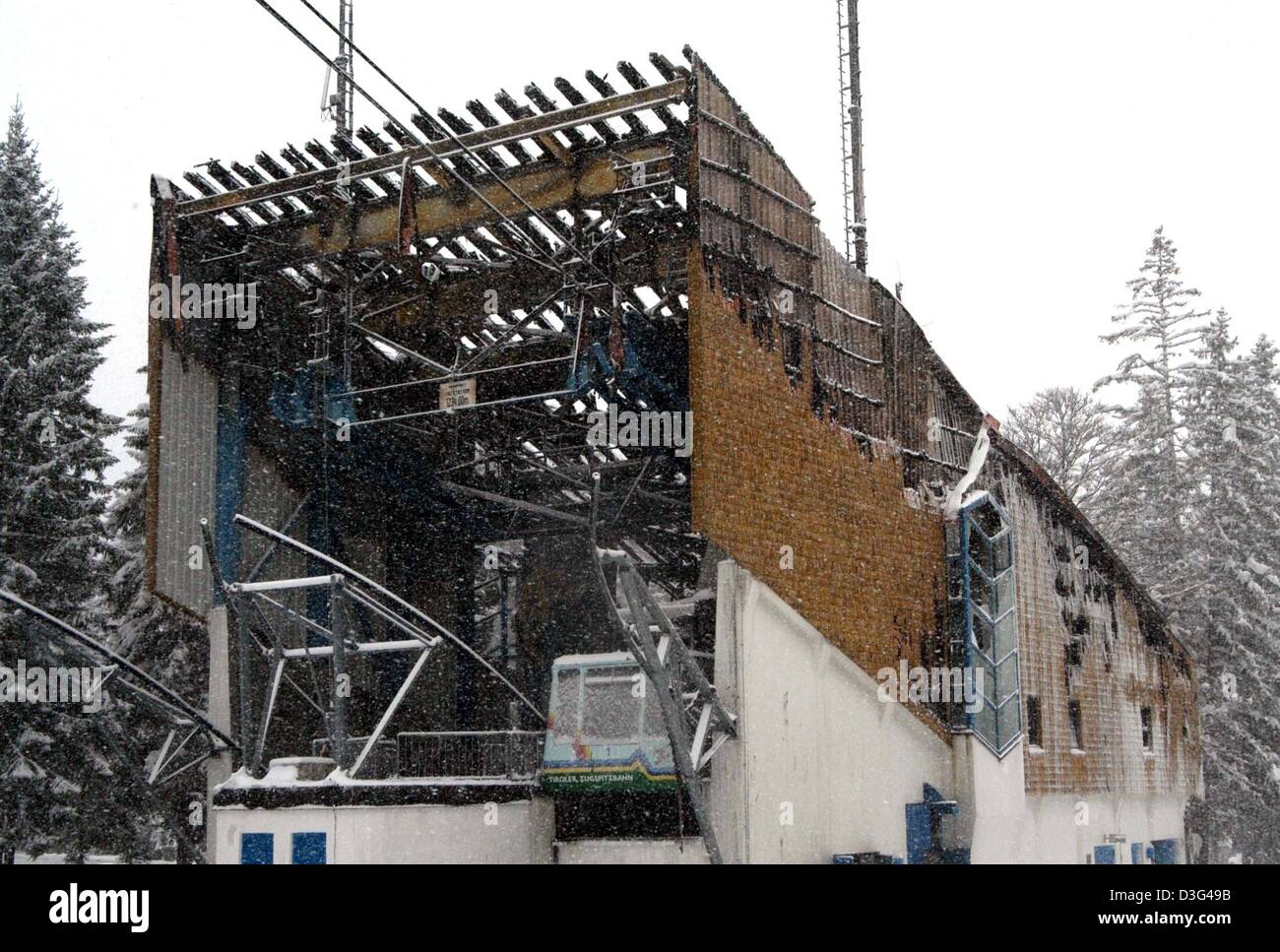 (dpa) - A gondola stands in the burnt down ground station of the ...