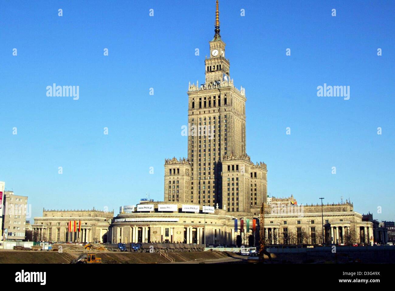 (dpa) - The massive Cultural Palace (Palac Kultury I Nauki) from the ...