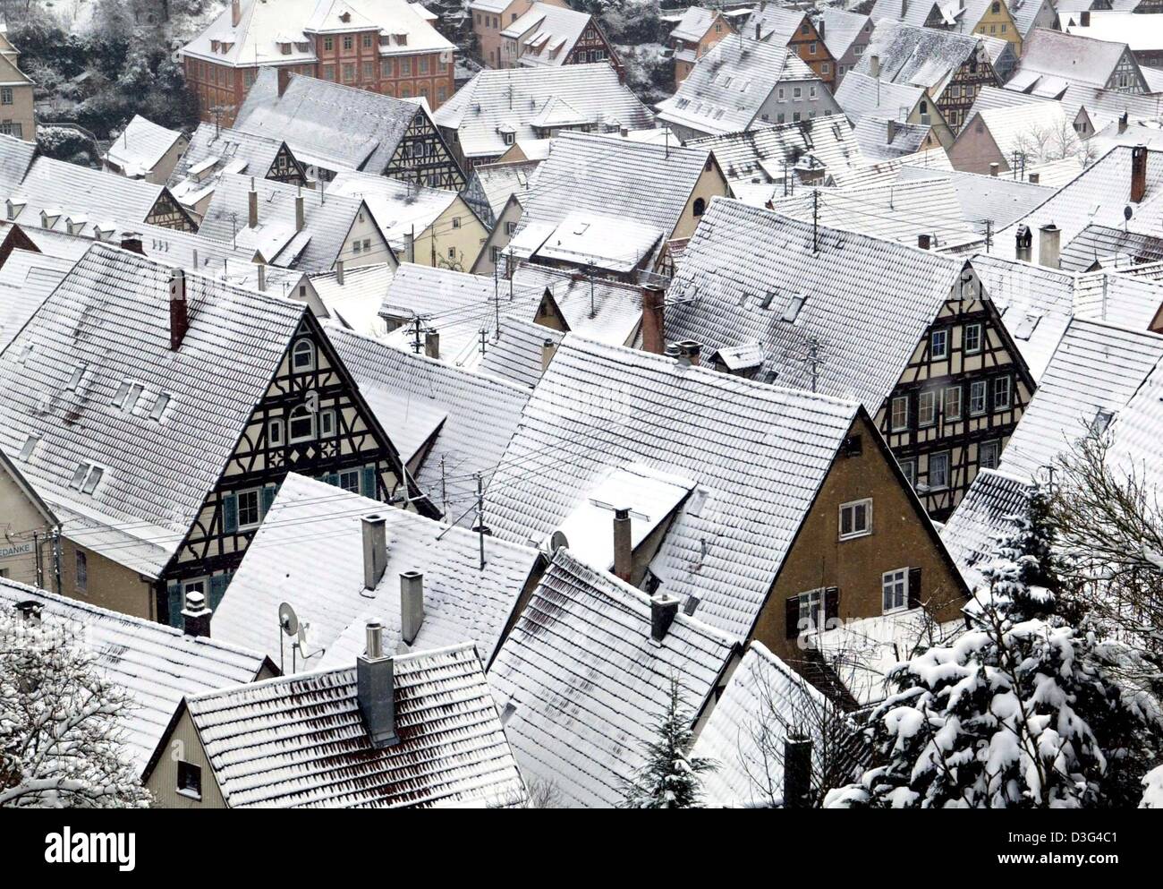 (dpa) - Roofs are covered with snow in Calw in the Black Forest ...