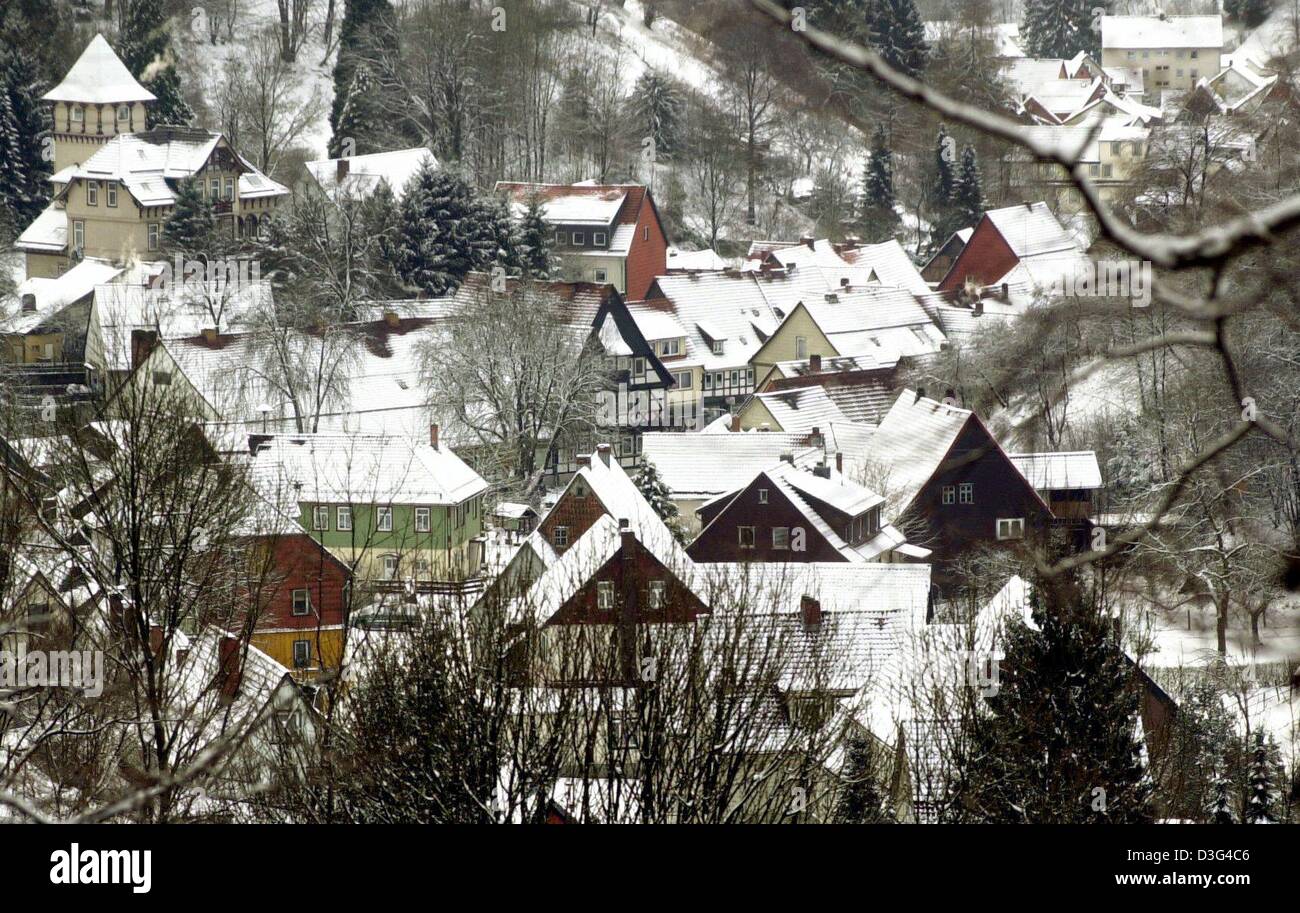 (dpa) - The roofs of houses are snow-covered in Bad Grund, Germany, 30 ...