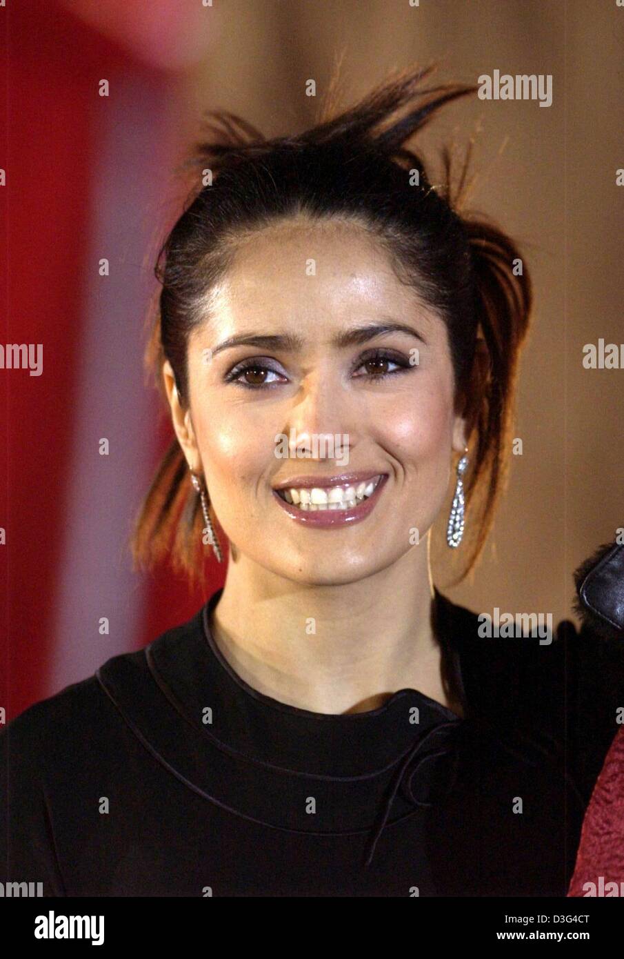 (dpa) - Hollywood actress Salma Hayek of Mexican descent smiles as she ...