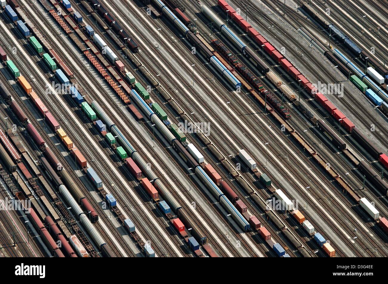 (dpa) - An aerial view of the railroad shunting yard in Maschen ...