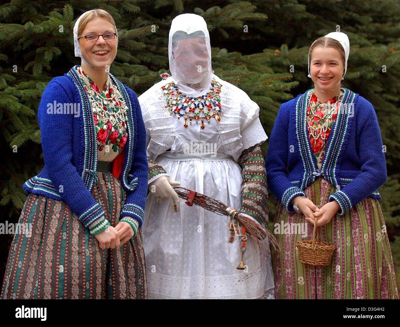 (dpa) - Kersten Flohe (C), dressed up as Sorbian 'Bescherkind ...