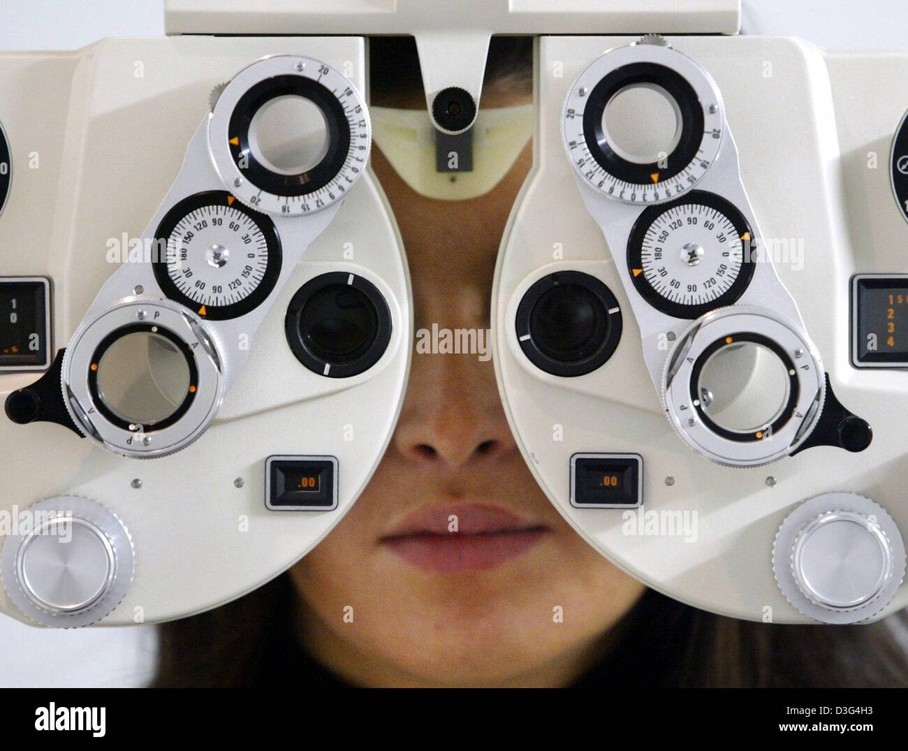 (dpa) - An apprentice adjusts the glasses of a device for the ...