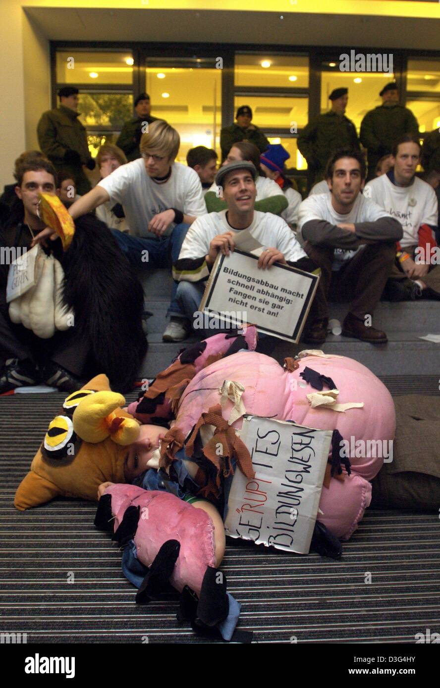 Plucked chicken hi-res stock photography and images - Alamy