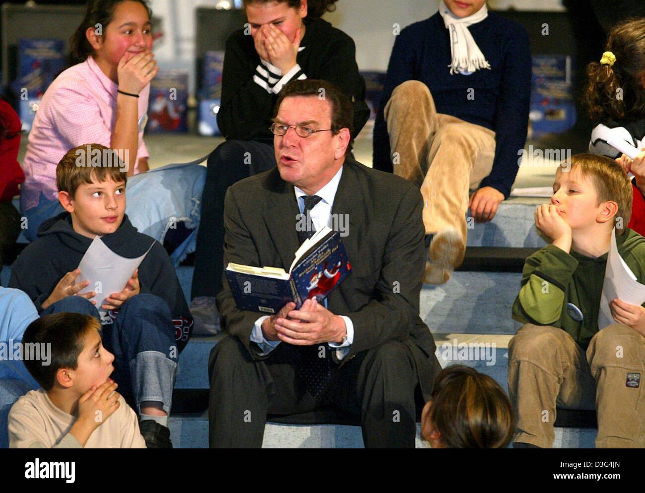 Children reading christmas story hi-res stock photography and images ...