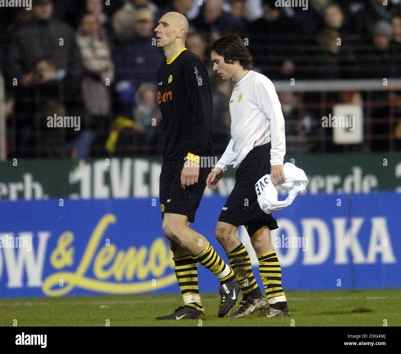 (dpa) - Dortmund's players Jan Koller (L) and Tomas Rosicky walk across ...