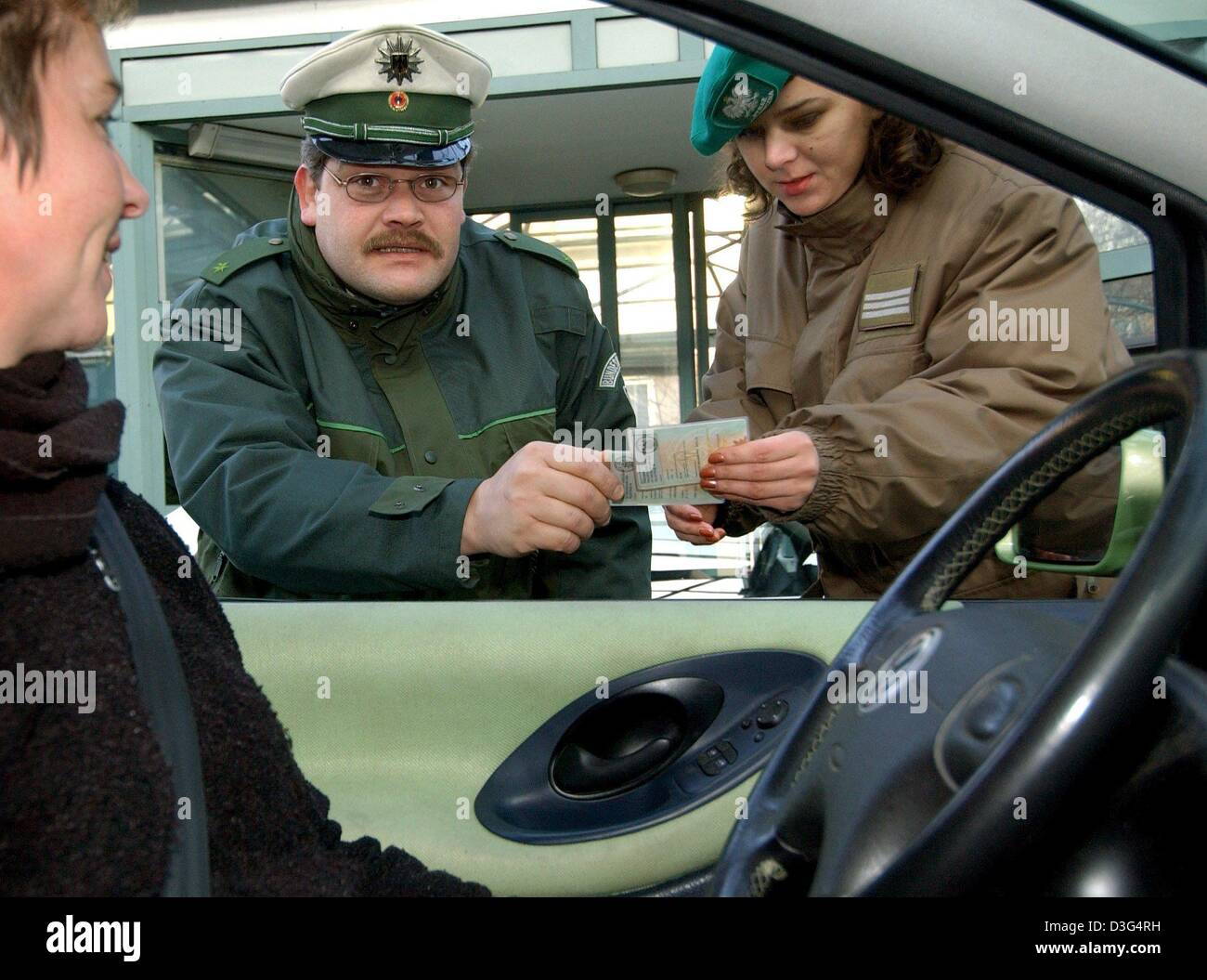 (dpa) - German and Polish border control officers together check the ...