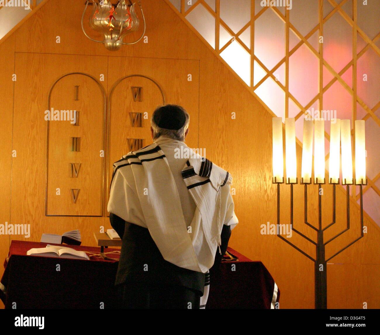 (dpa) - The cantor wears the traditional white cloth, the Taleth, as he ...