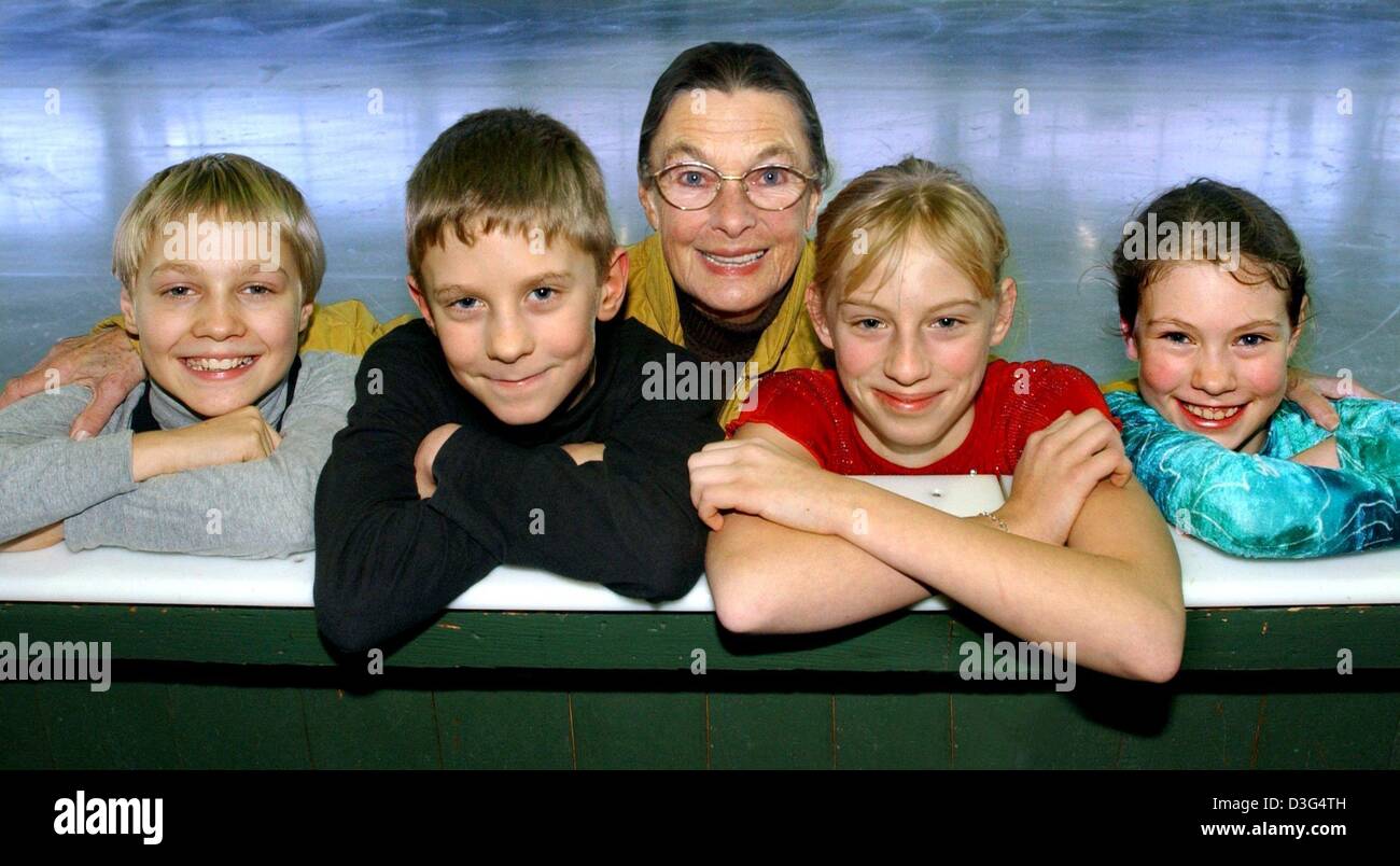 Deu group posing hi-res stock photography and images - Alamy