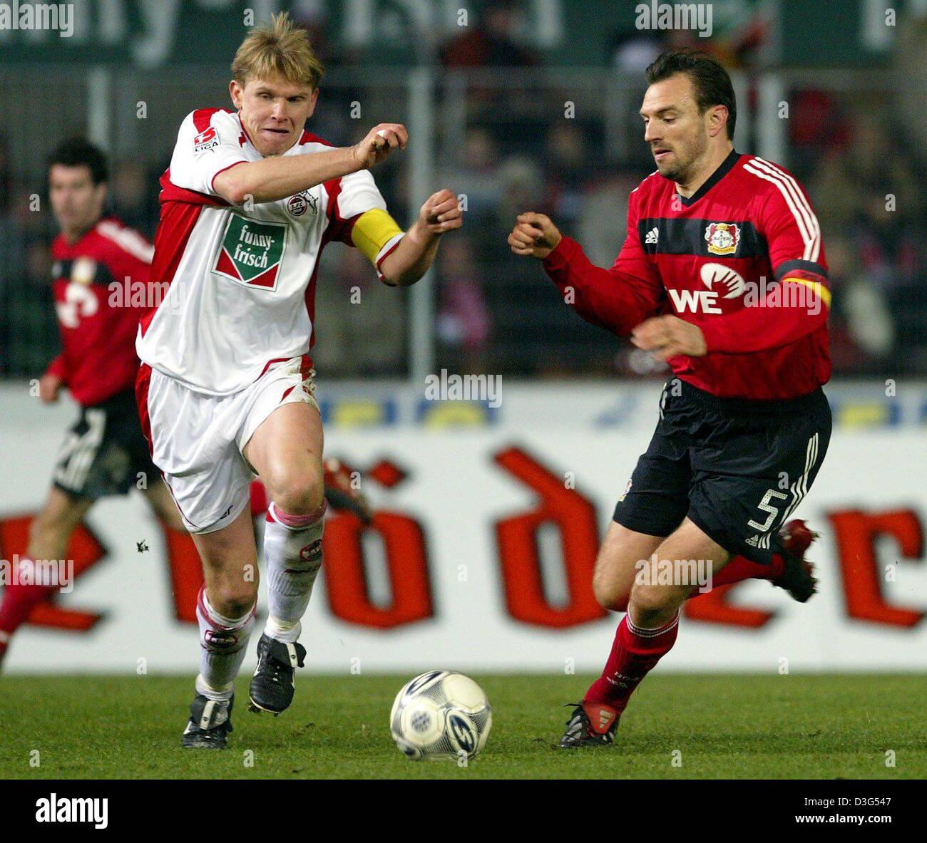 (dpa) - Cologne's Thomas Cichon (L) fights for the ball with Leverkusen ...