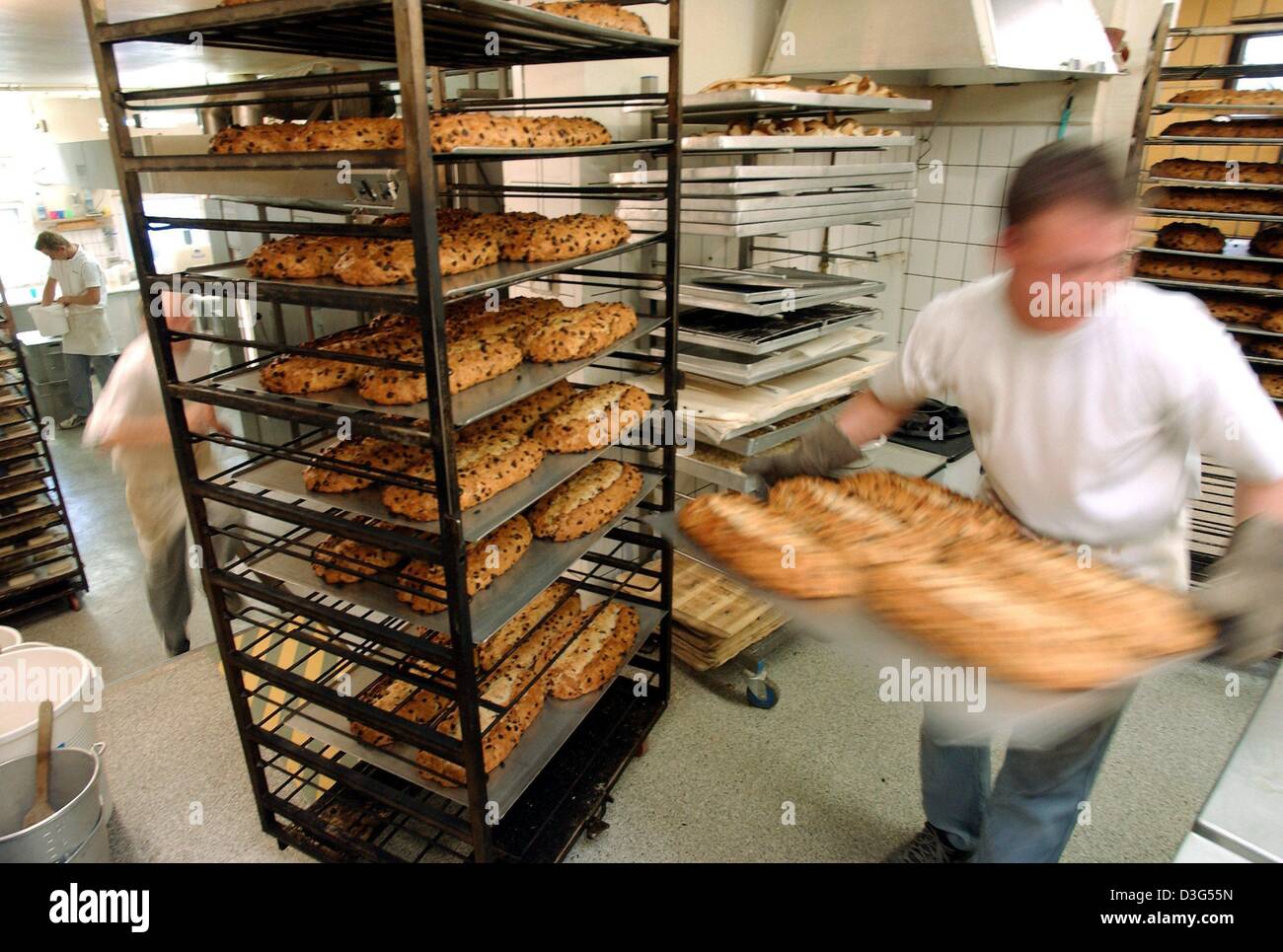 (dpa) - Bakers are busy producing the traditional Christmas stollens at ...