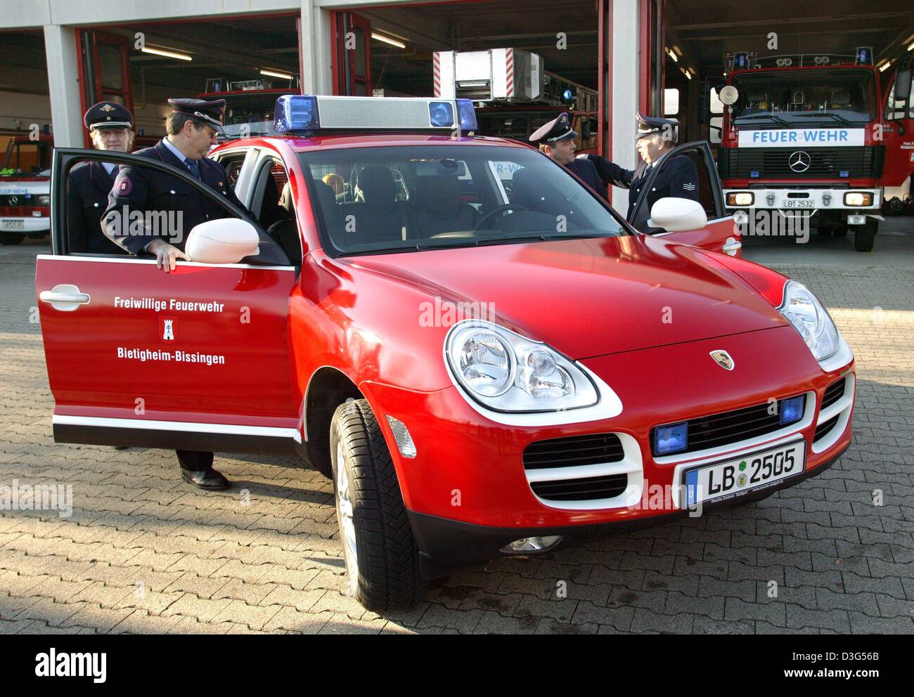 (dpa) - Firemen get into their fire engine, a bright red Porsche ...