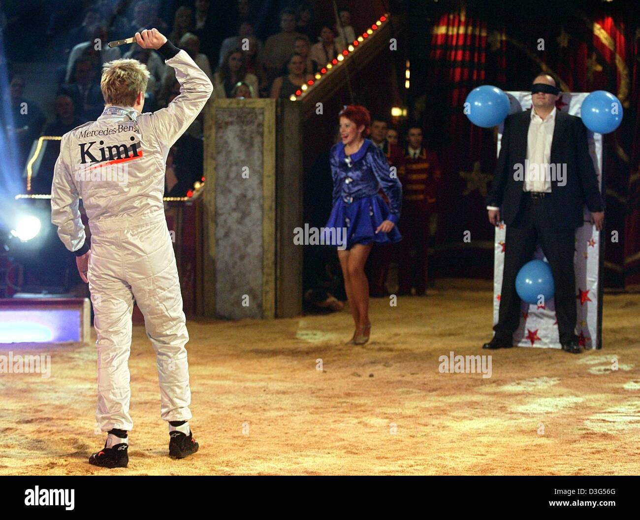 Knife throwing circus hi-res stock photography and images - Alamy
