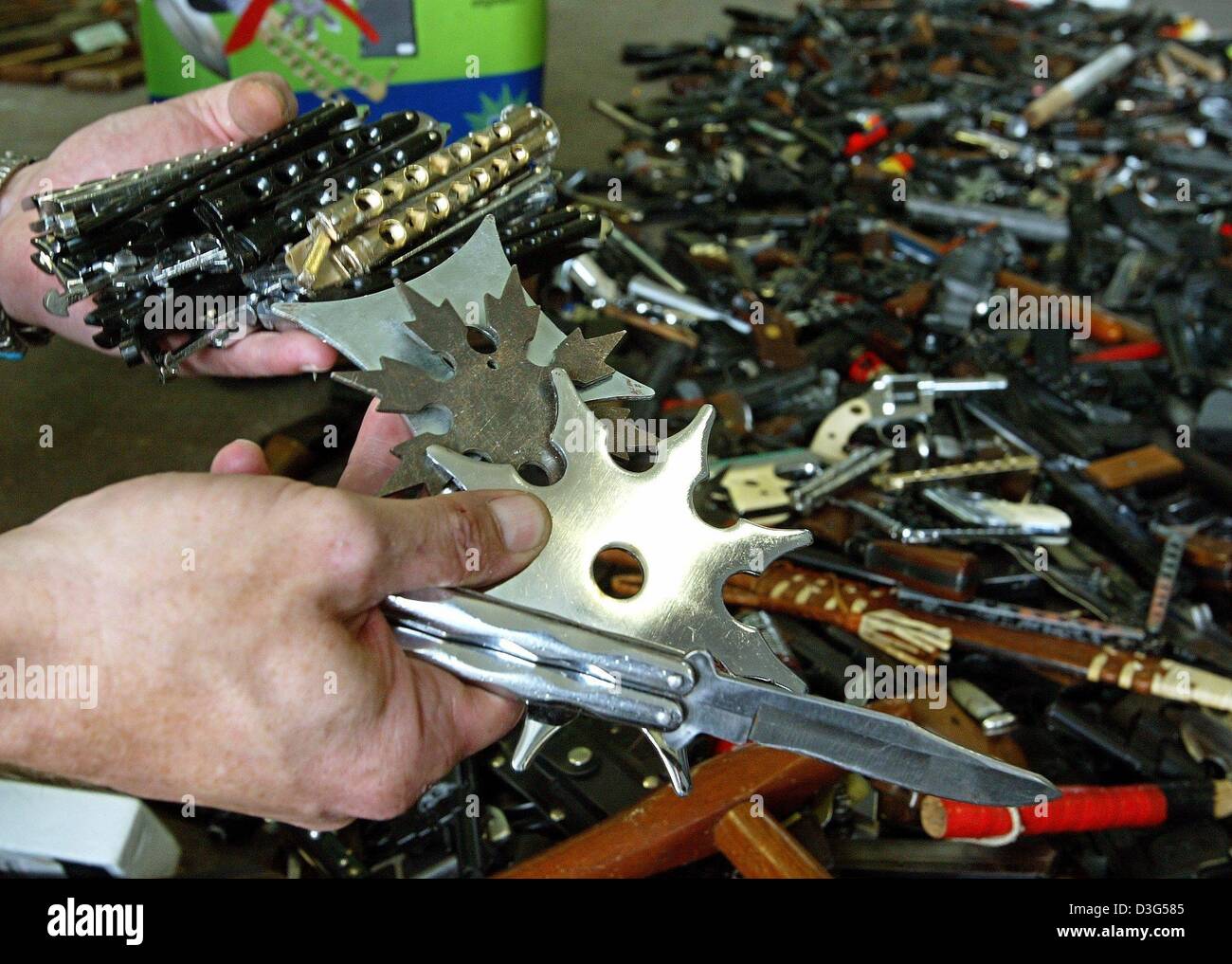 (dpa) - A police officer presents weapons which had been collected on ...