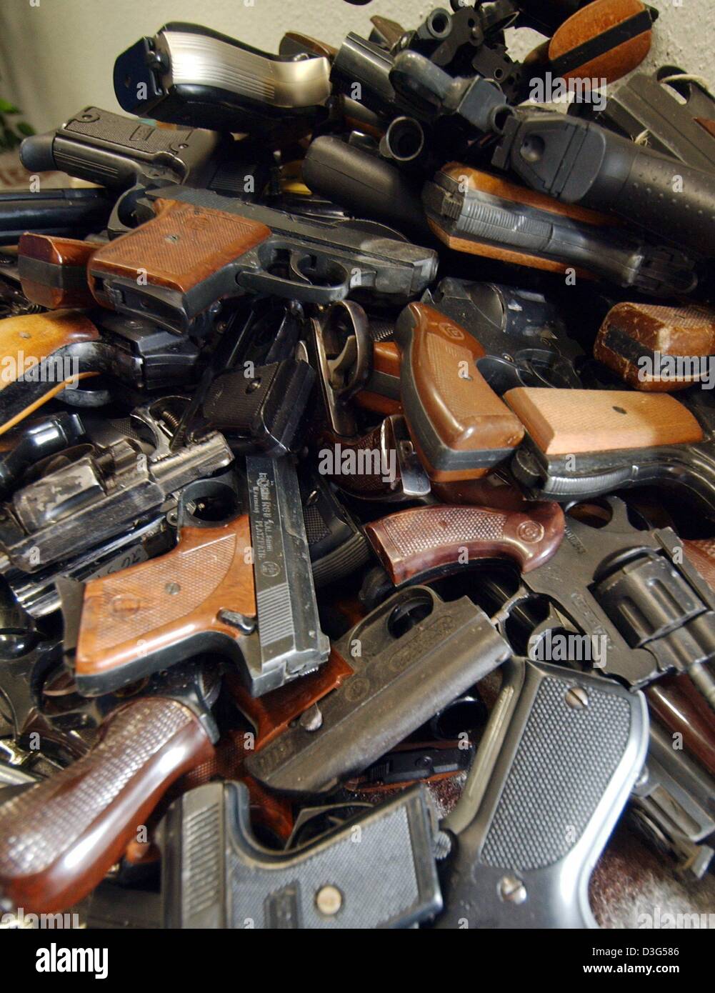 (dpa) - A pile of guns and pistols lies in a police station in Hamburg ...