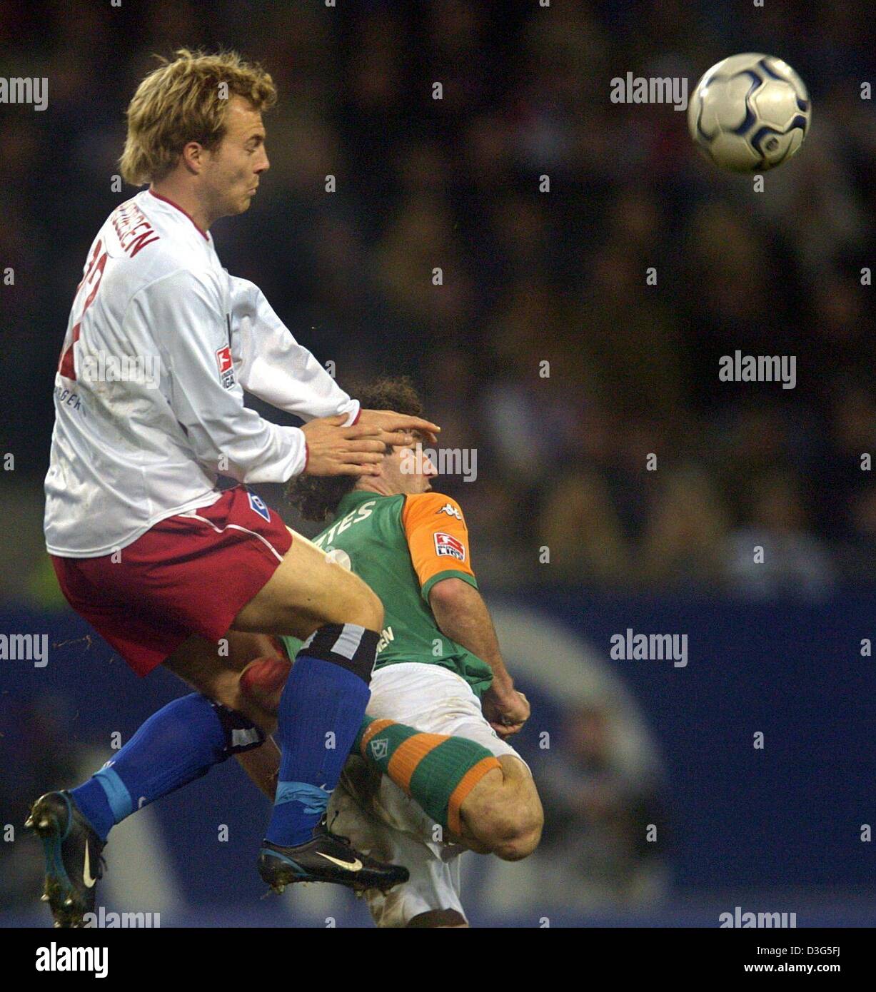 (dpa) - Hamburg's Danish defender Lars Jacobsen (L) in a heading duel ...