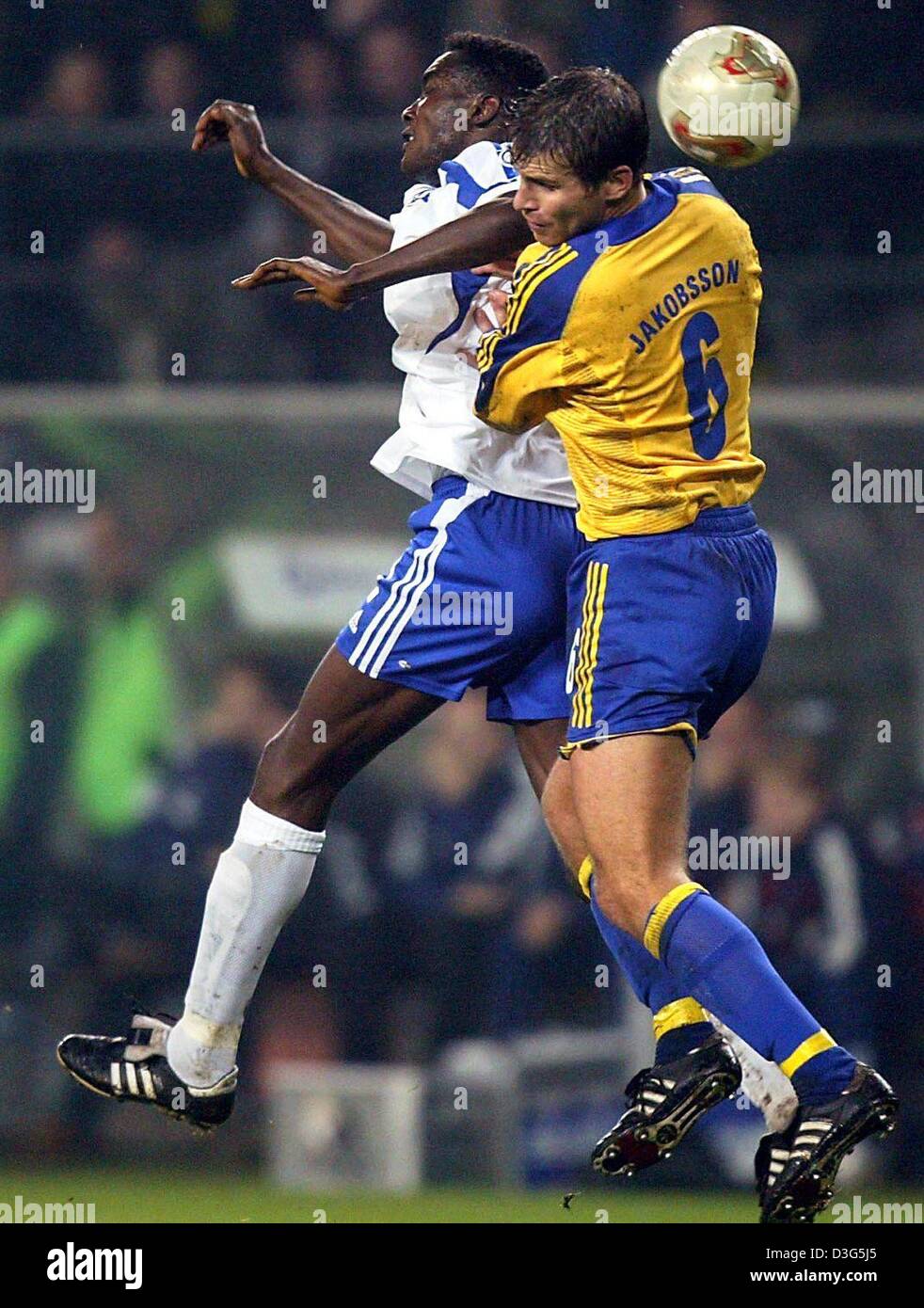 (dpa) - Schalke's Nigerian forward Victor Agali (L) in a heading duel ...