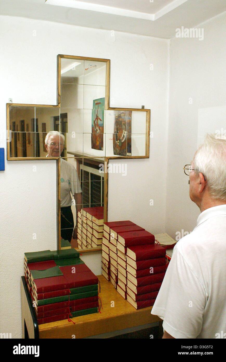 (dpa) - Catholic priest Franz Mockenhaupt looks into a cross of mirrors ...
